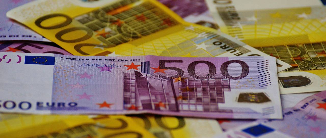 Nenavaden zaplet na pošti: Policija išče moškega, da mu vrne 500 evrski ...