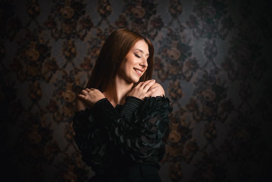 VSTOPNICE SO POŠLE!!! Eva Boto - Kjer najbolj gori - prednovoletni ...