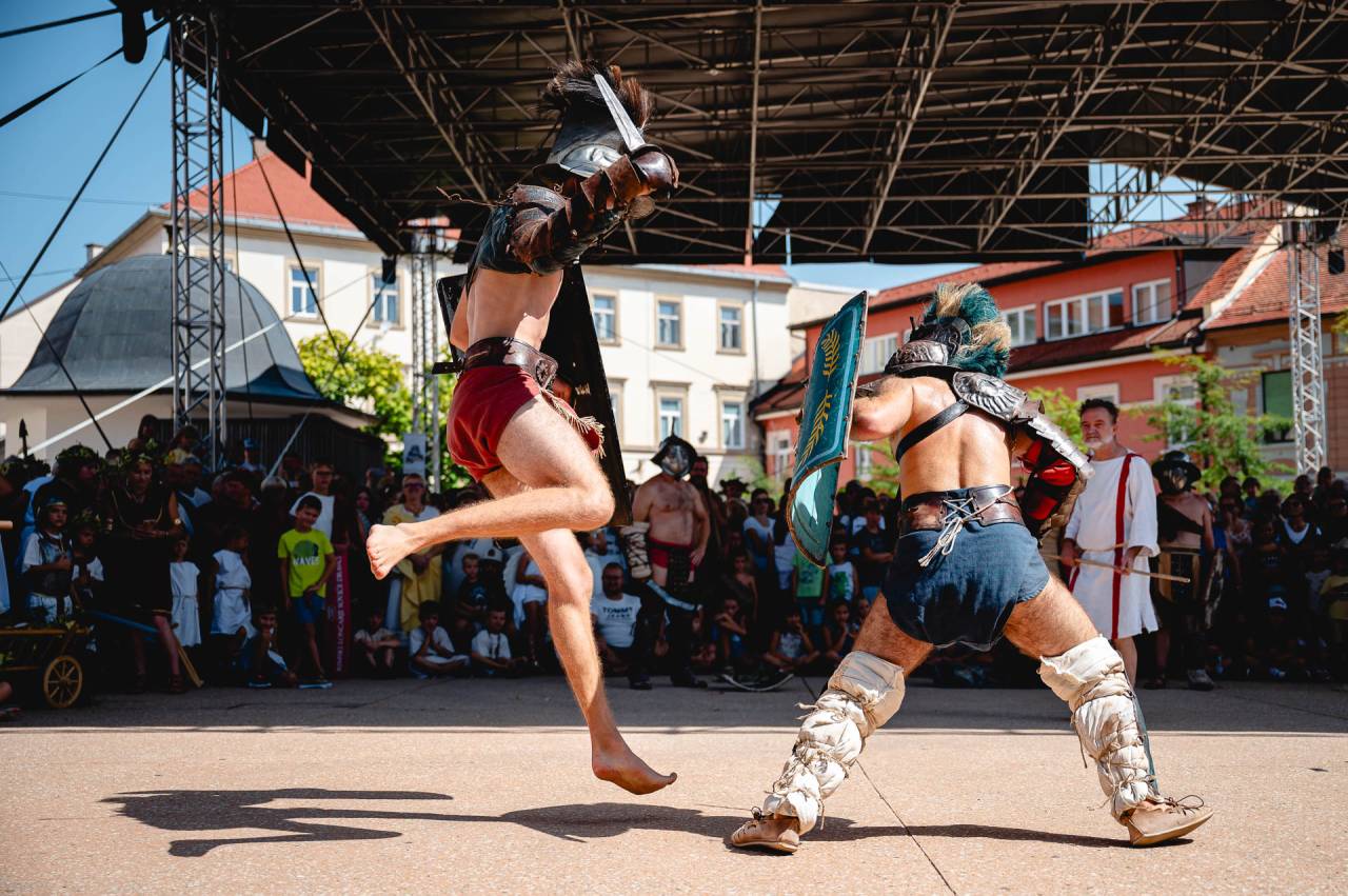 FOTO: V najstarejšem mestu pravi spektakel, na ulicah gladiatorji ...