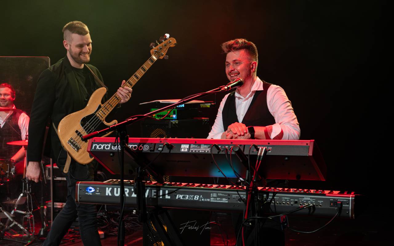 FOTO: Nepozabni večer v Gledališču Park, koncert Luke Basija navdušil ...