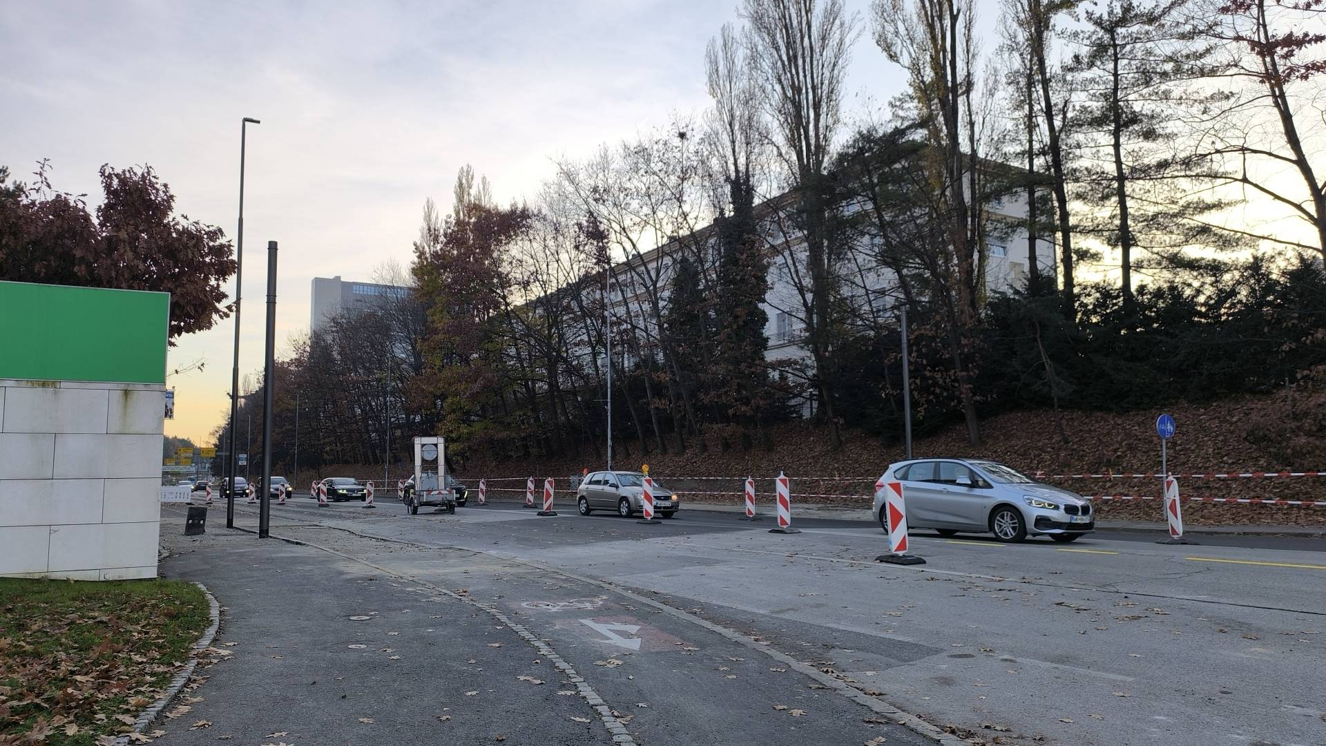 Dela na Titovi cesti se bližajo koncu, kdaj bo vzpostavljen semaforiziran prehod za pešce ...