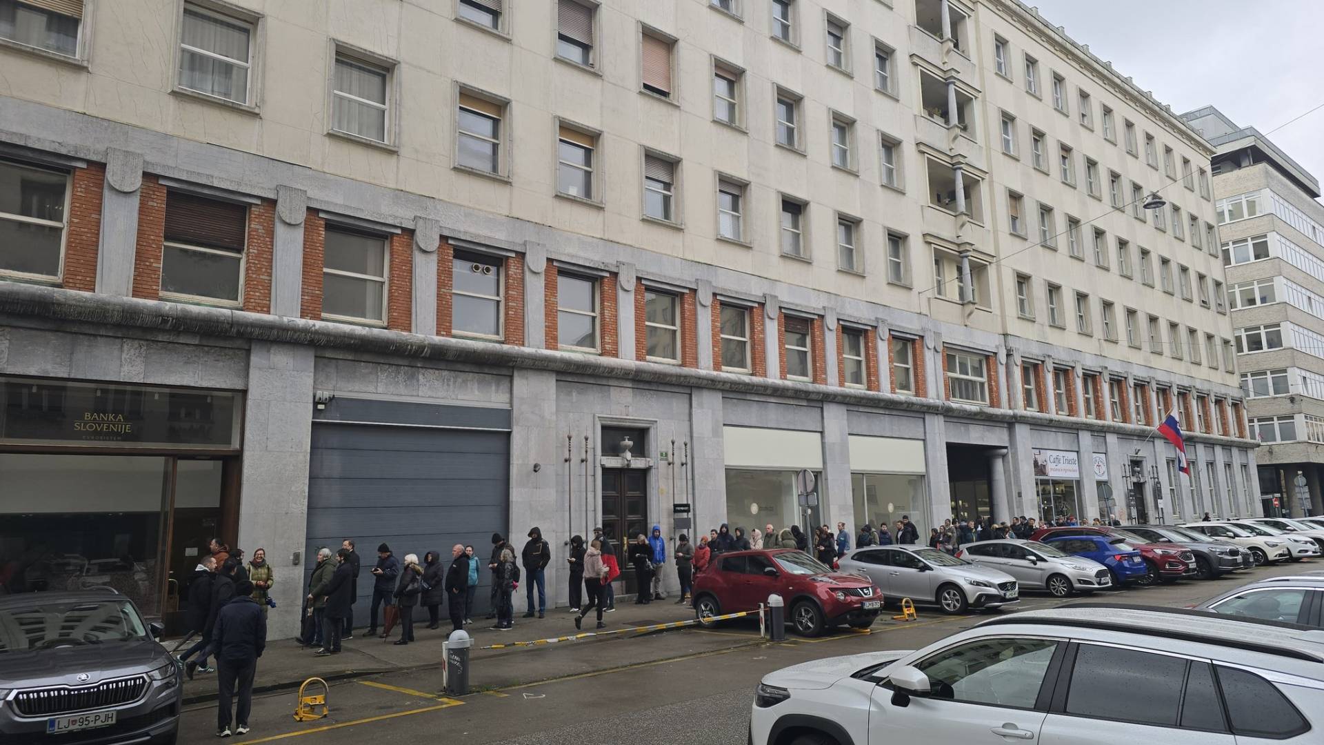 Veliko zanimanje za spominske kovance ob obletnici rojstva Mikija Mustra, tako dolga vrsta je ...