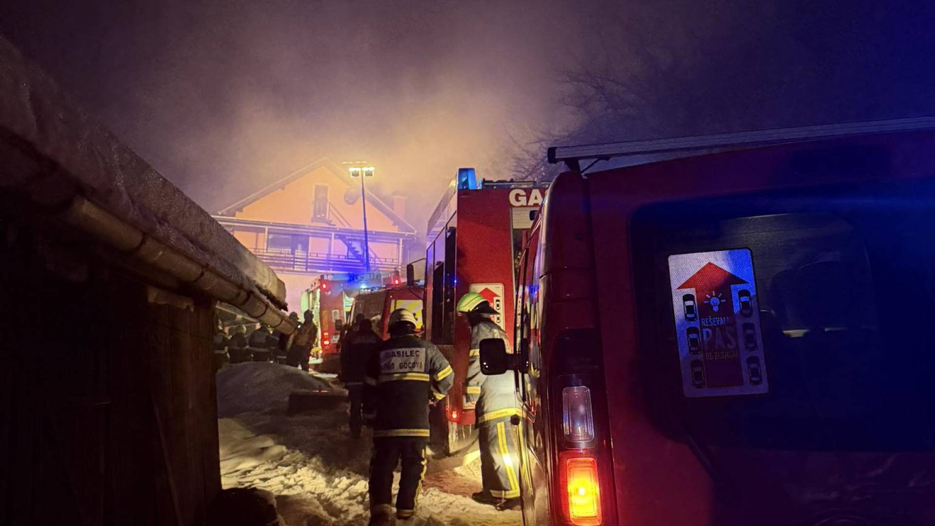 FOTO: Večerna tragedija, moški umrl v požaru stanovanjske hiše ...