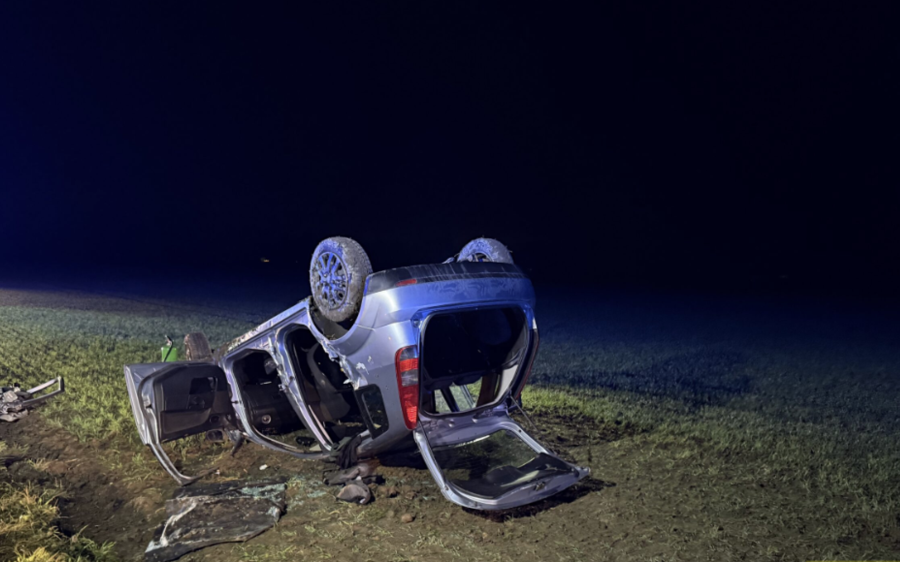 FOTO: Z vozilom s ceste in na streho, ena oseba poškodovana | Sobotainfo.com