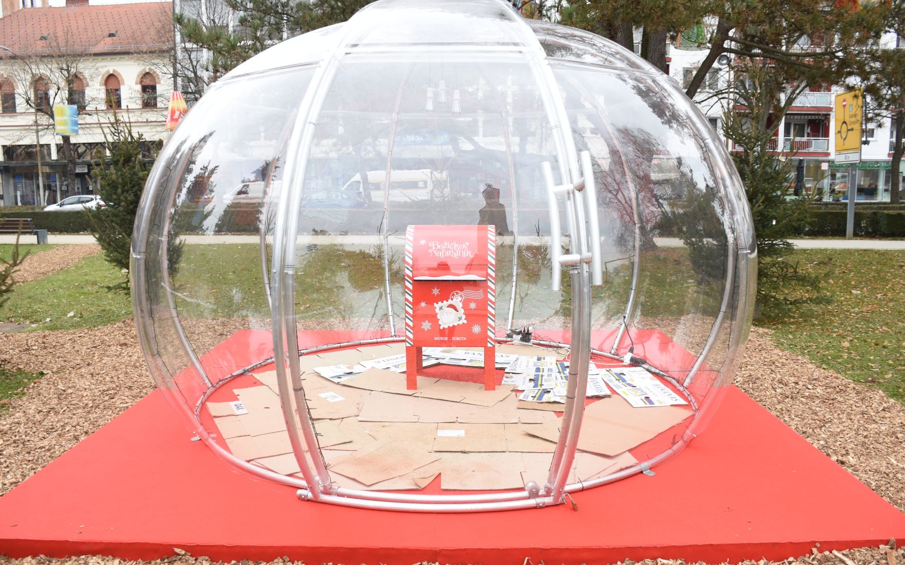 FOTO in VIDEO: Božičkov nabiralnik že čaka na prva pisma | Sobotainfo.com