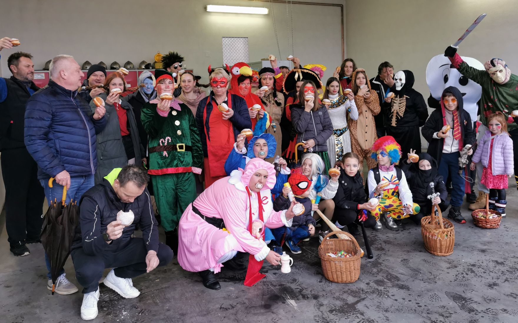 FOTO: Tako so se na pustno povorko kljub dežju podali na Vaneči ...