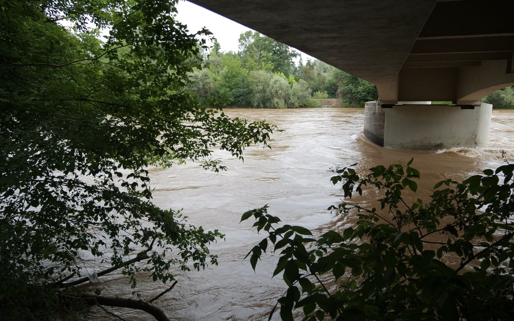 FOTO: Visok vodostaj reke Mure, v noči na torek hitro naraščanje rek ...