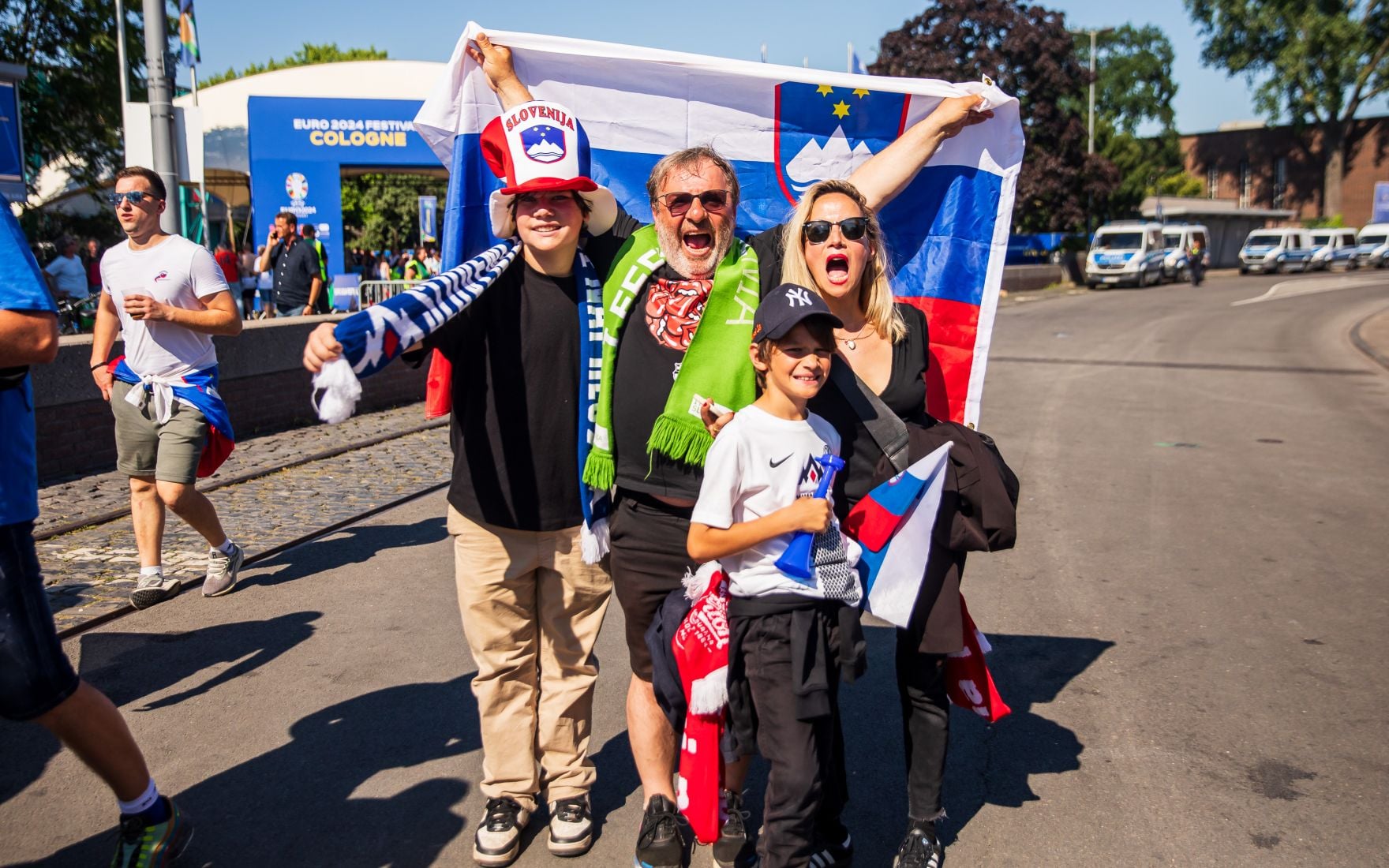 FOTO: Priljubljeni slovenski igralec in njegova družina goreči ...