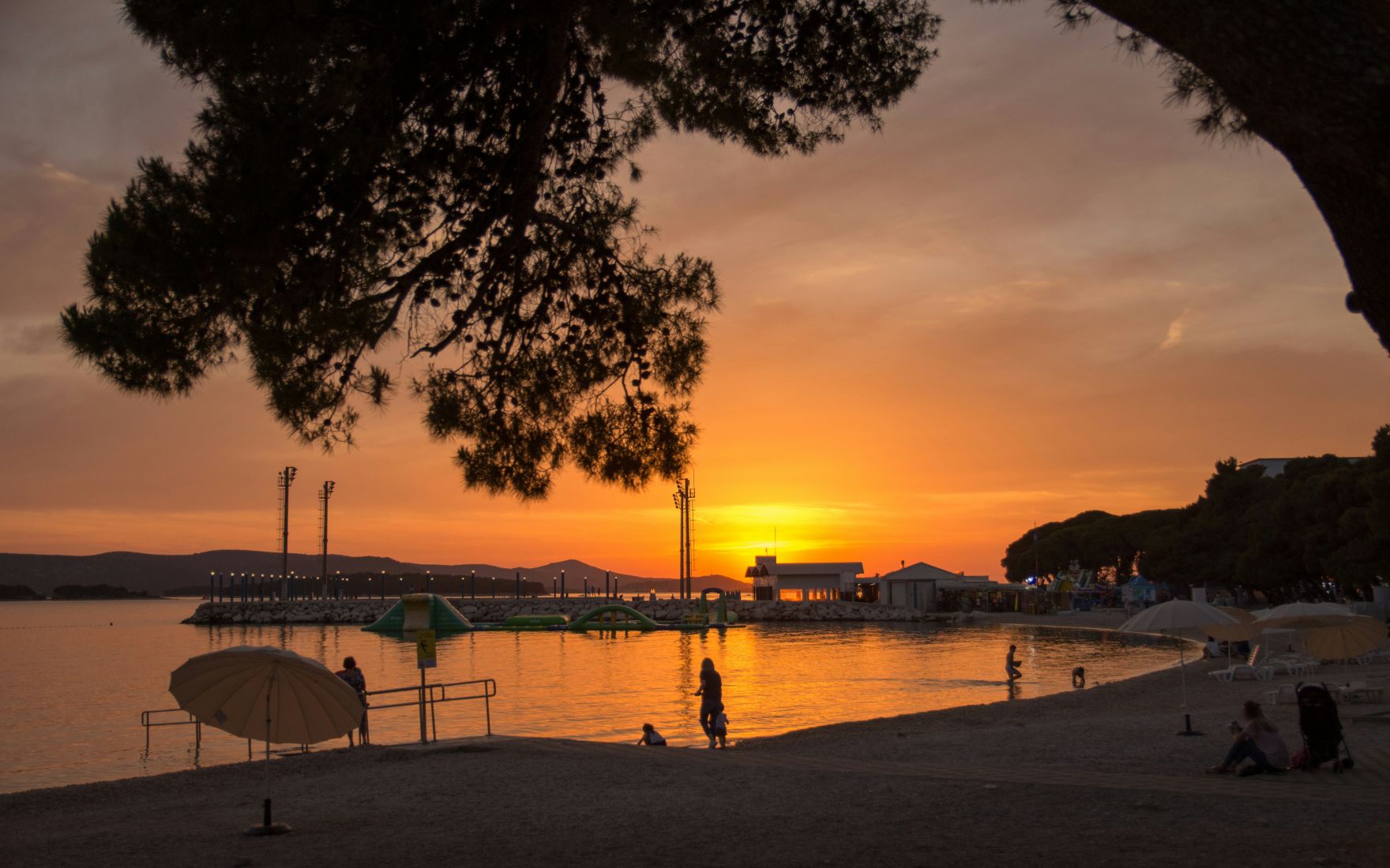 Incident v Biogradu: Opiti Slovenec razgrajal in kazal spolovilo ...