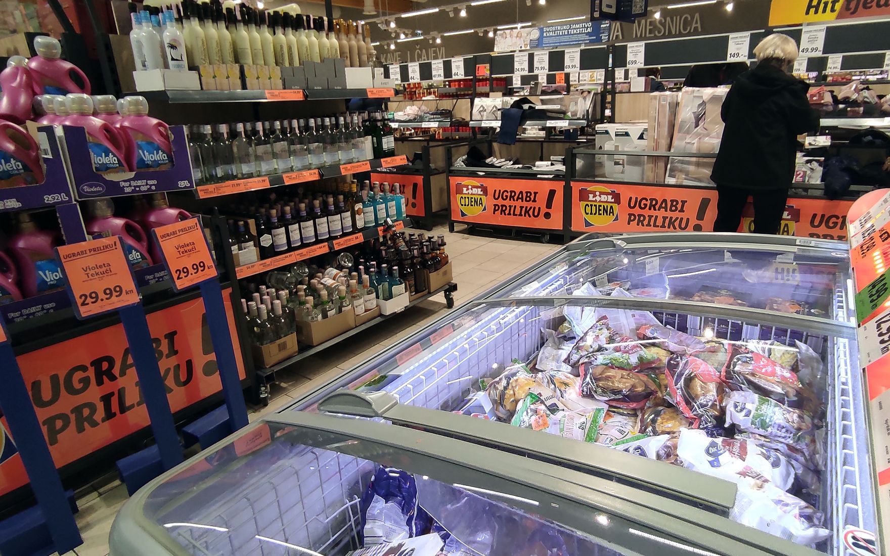 Nore cene v trgovinah na Hrvaškem: Za dopustovanje boste morali seči ...