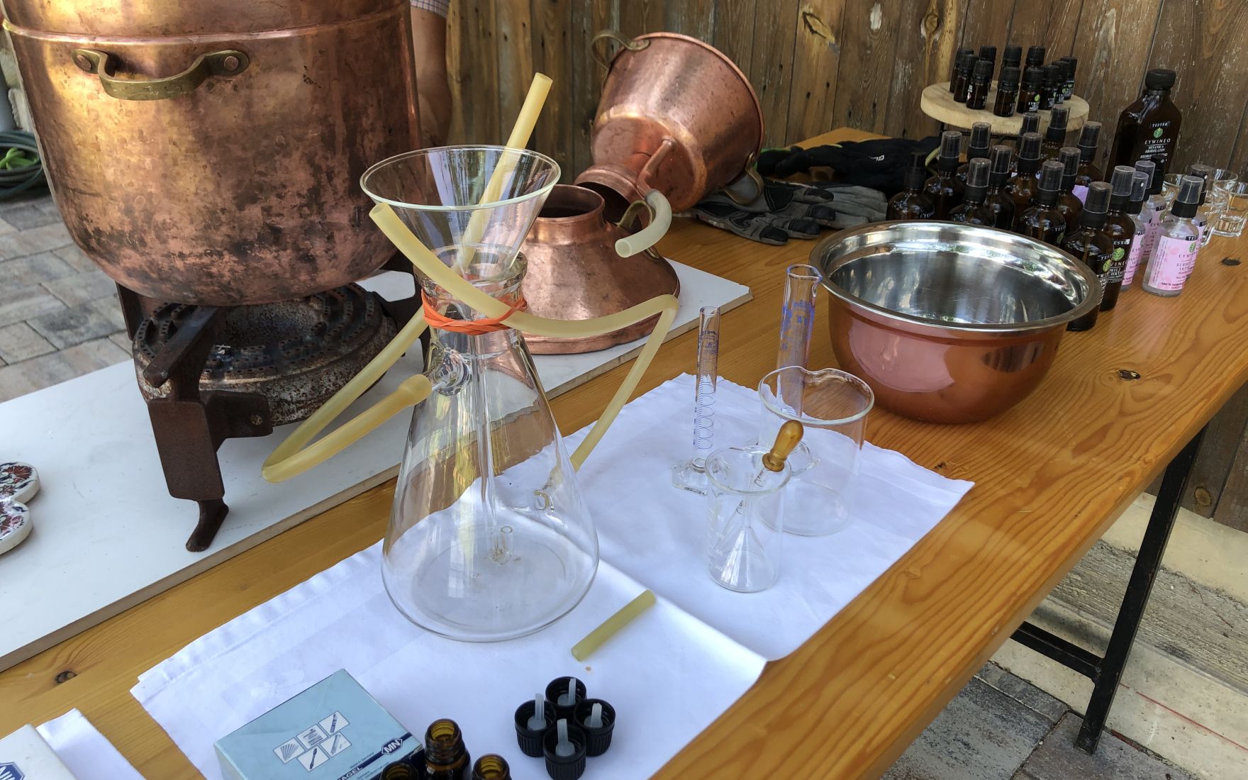 Domanjševska domačija gostila delavnico destilacije sivk | Sobotainfo.com