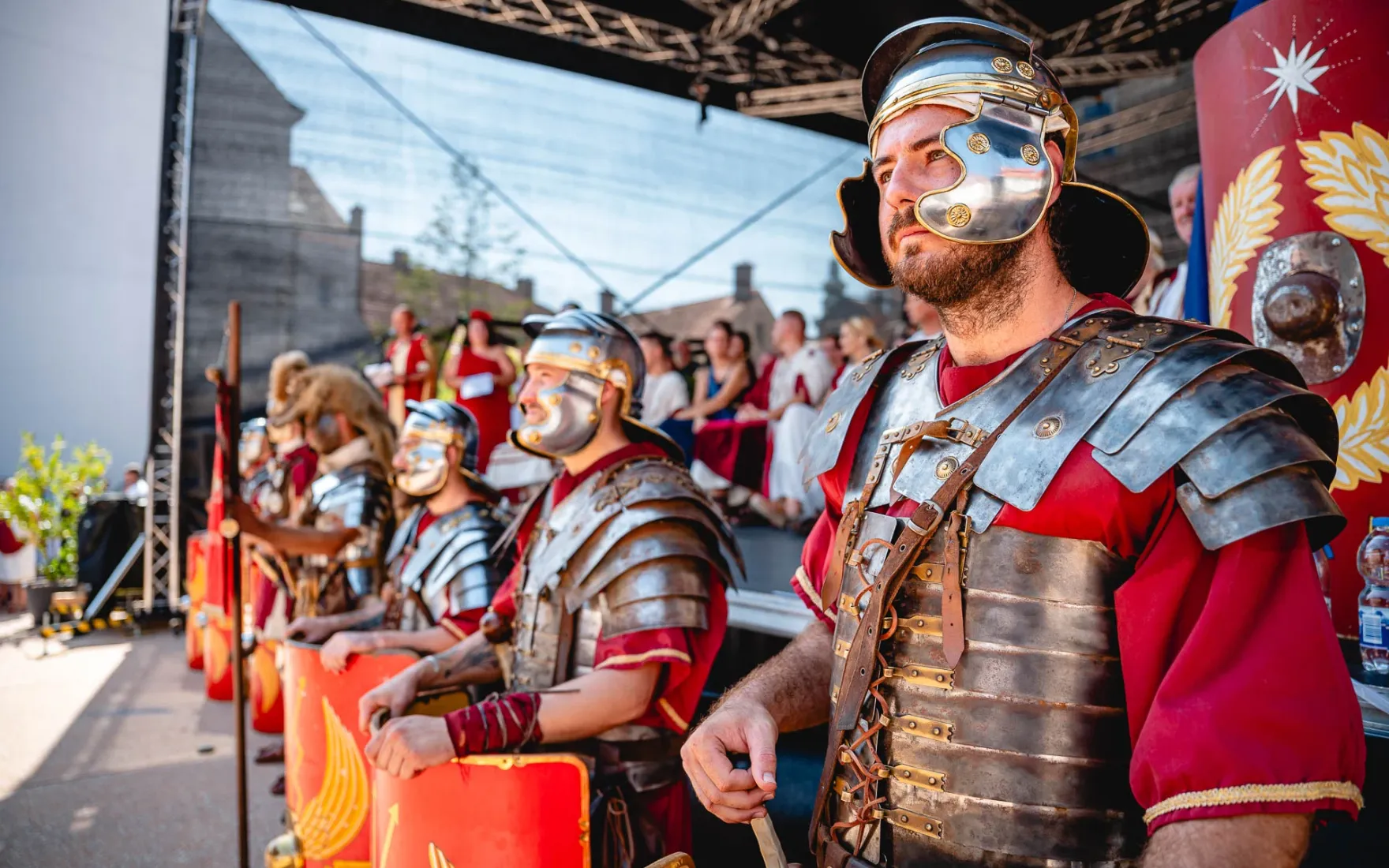 FOTO: V najstarejšem mestu pravi spektakel, na ulicah gladiatorji ...
