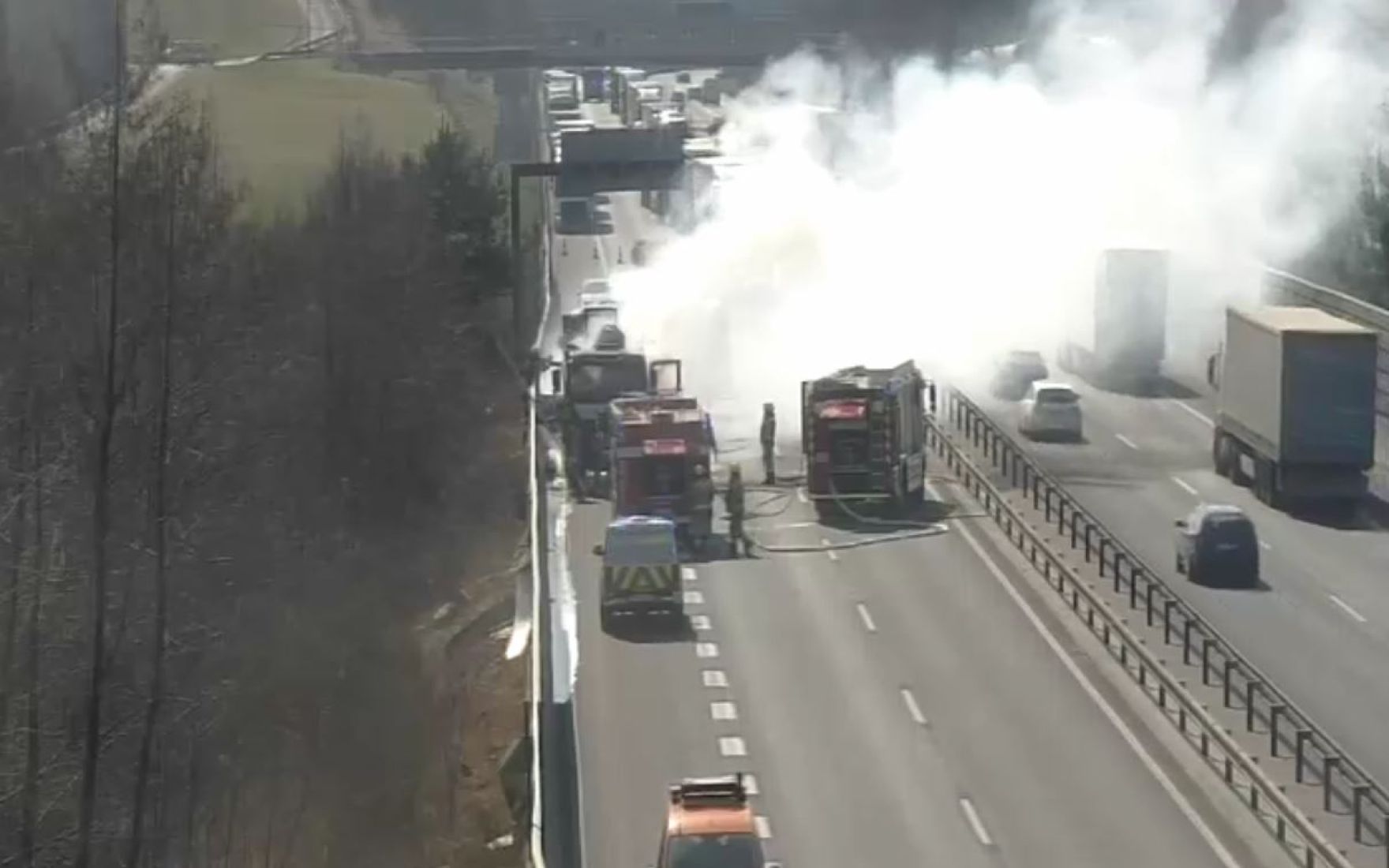 Verižno trčenje na avtocesti: Vozilo v celoti zgorelo, ena oseba umrla | Sobotainfo.com