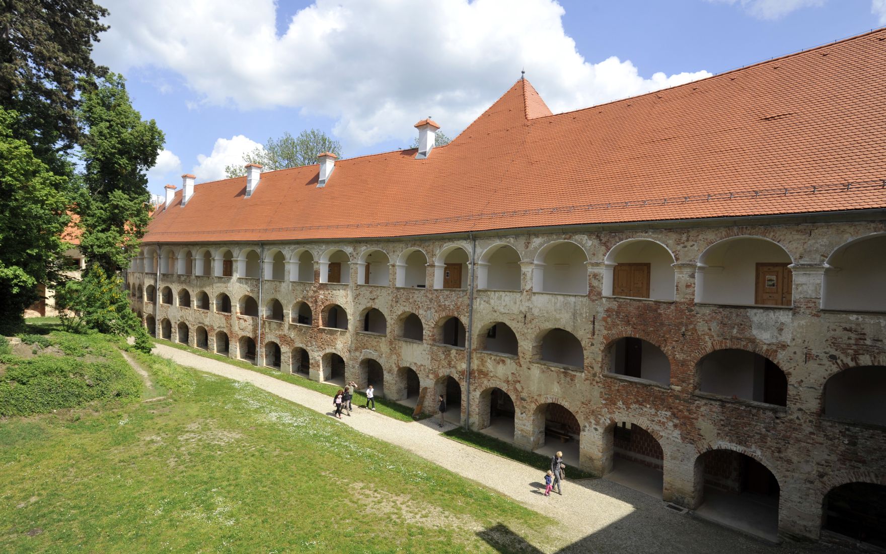 Grad Grad nestabilen in razpokan, težave tudi s starimi drevesi ...