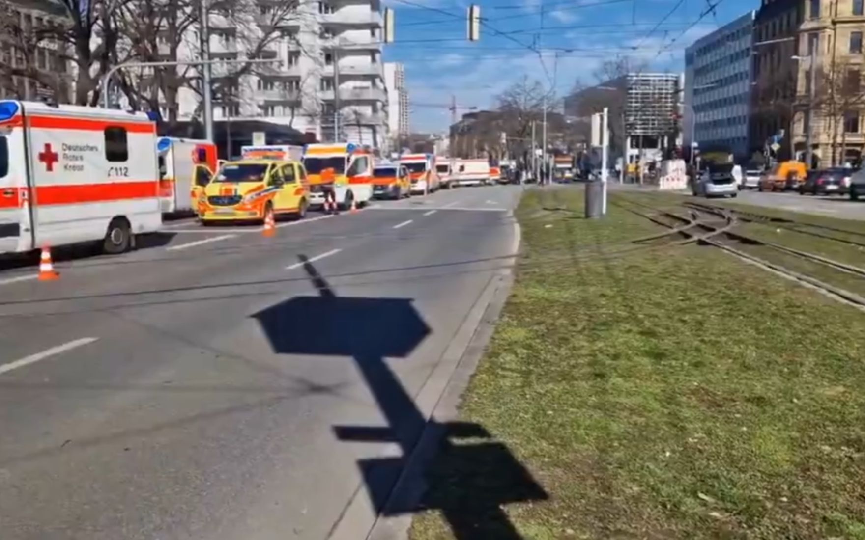 Z vozilom zapeljal v množico ljudi, najmanj ena oseba umrla | Sobotainfo.com