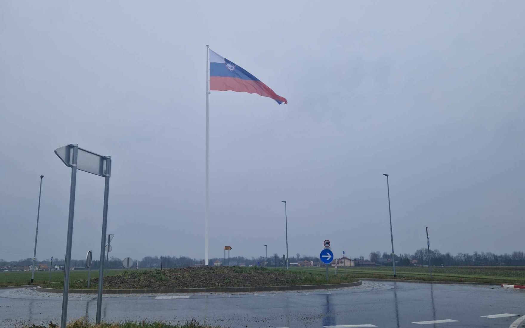 Na tem pomurskem krožišču zaplapolala mogočna slovenska zastava ...