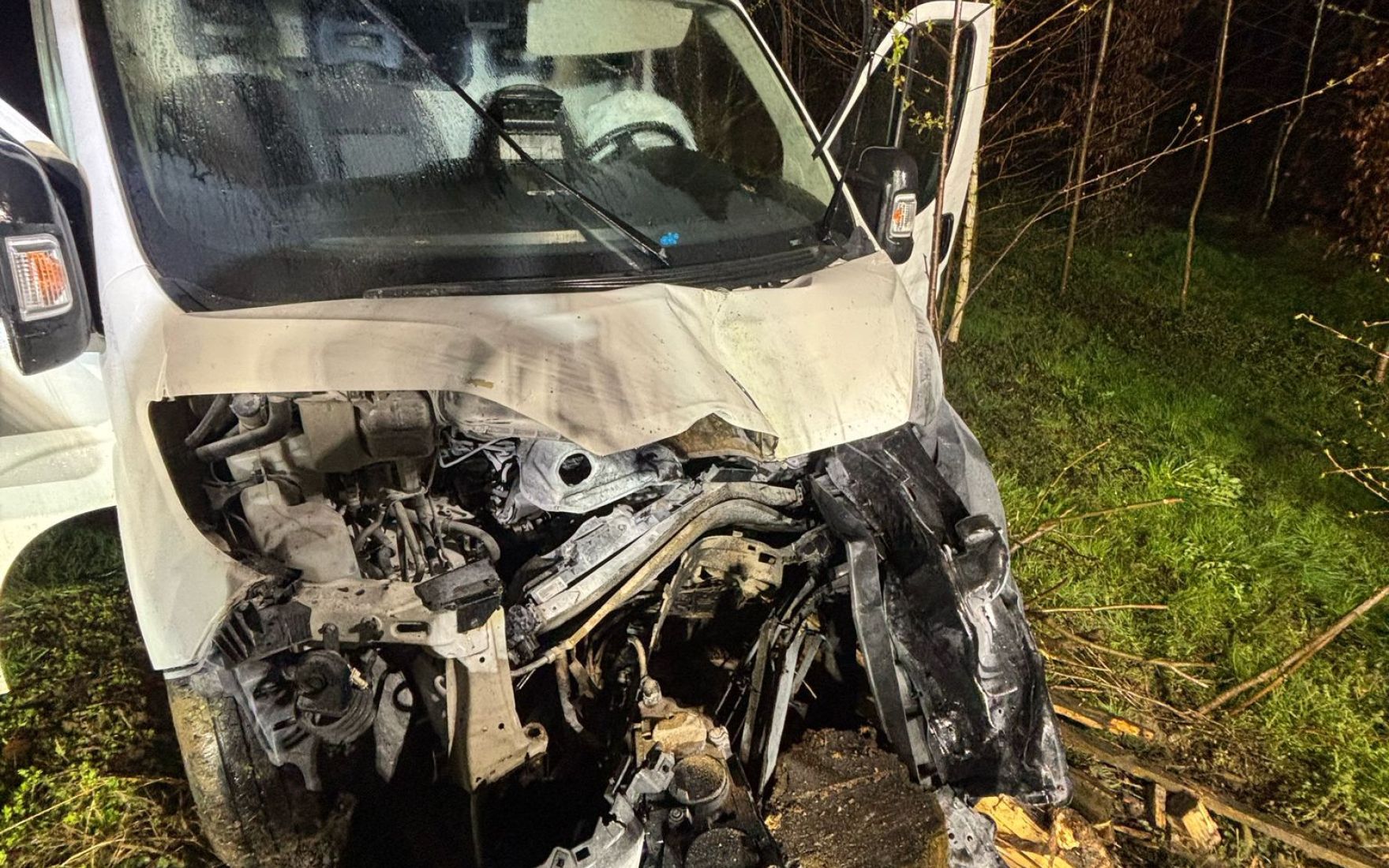 FOTO: V prometni nesreči na pomurskih cestah poškodovana ena oseba, vozilo končalo v štoru ...