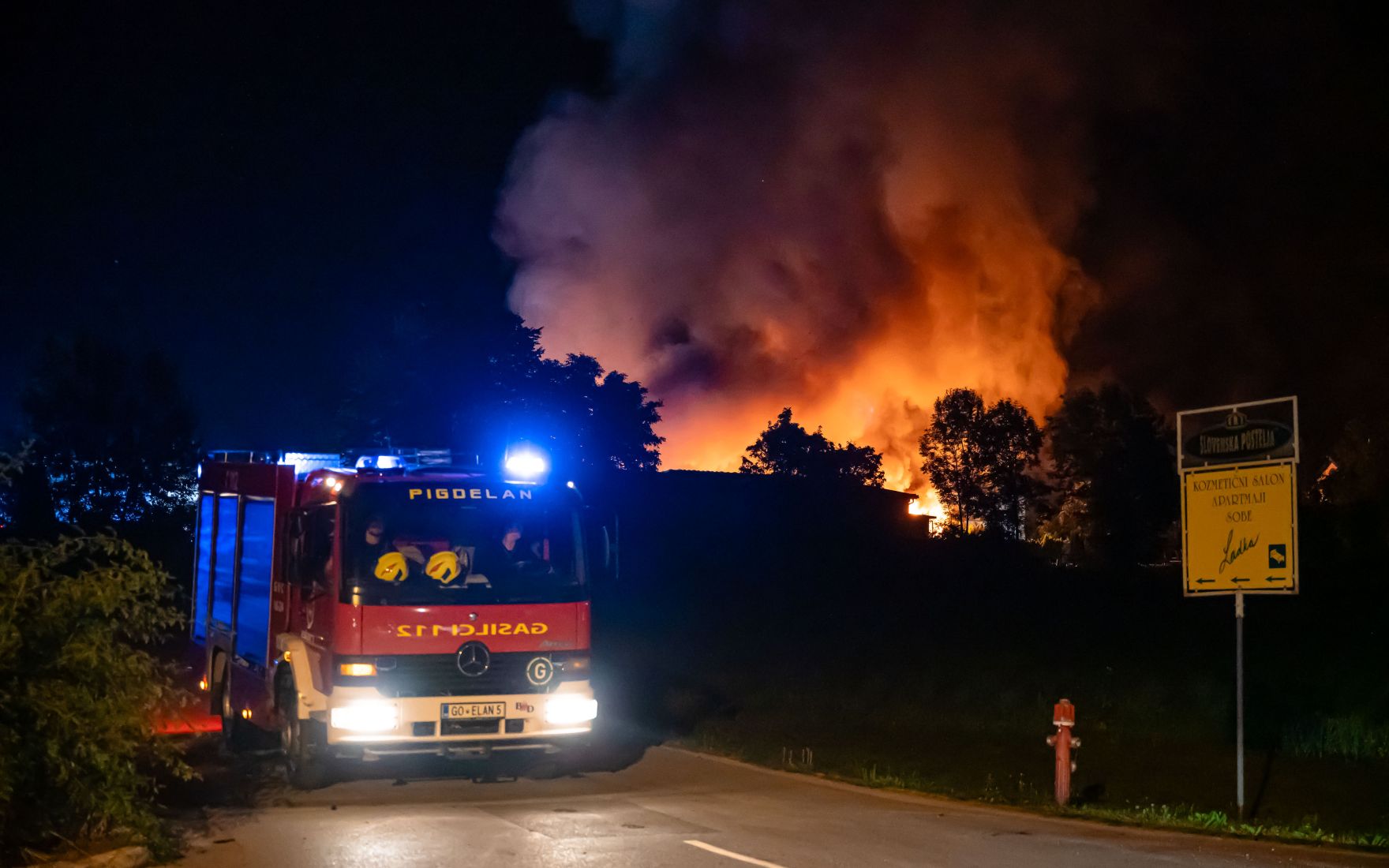 FOTO: Uničujoč požar v znanem slovenskem podjetju, gasilci so ga ...