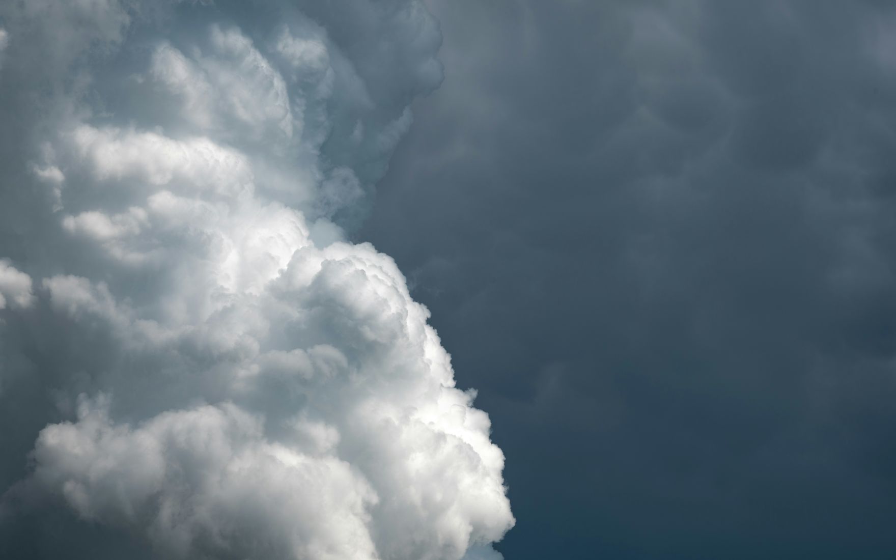 Po najbolj vročem dnevu poletja sledijo nevihte in osvežitev, prihaja ...