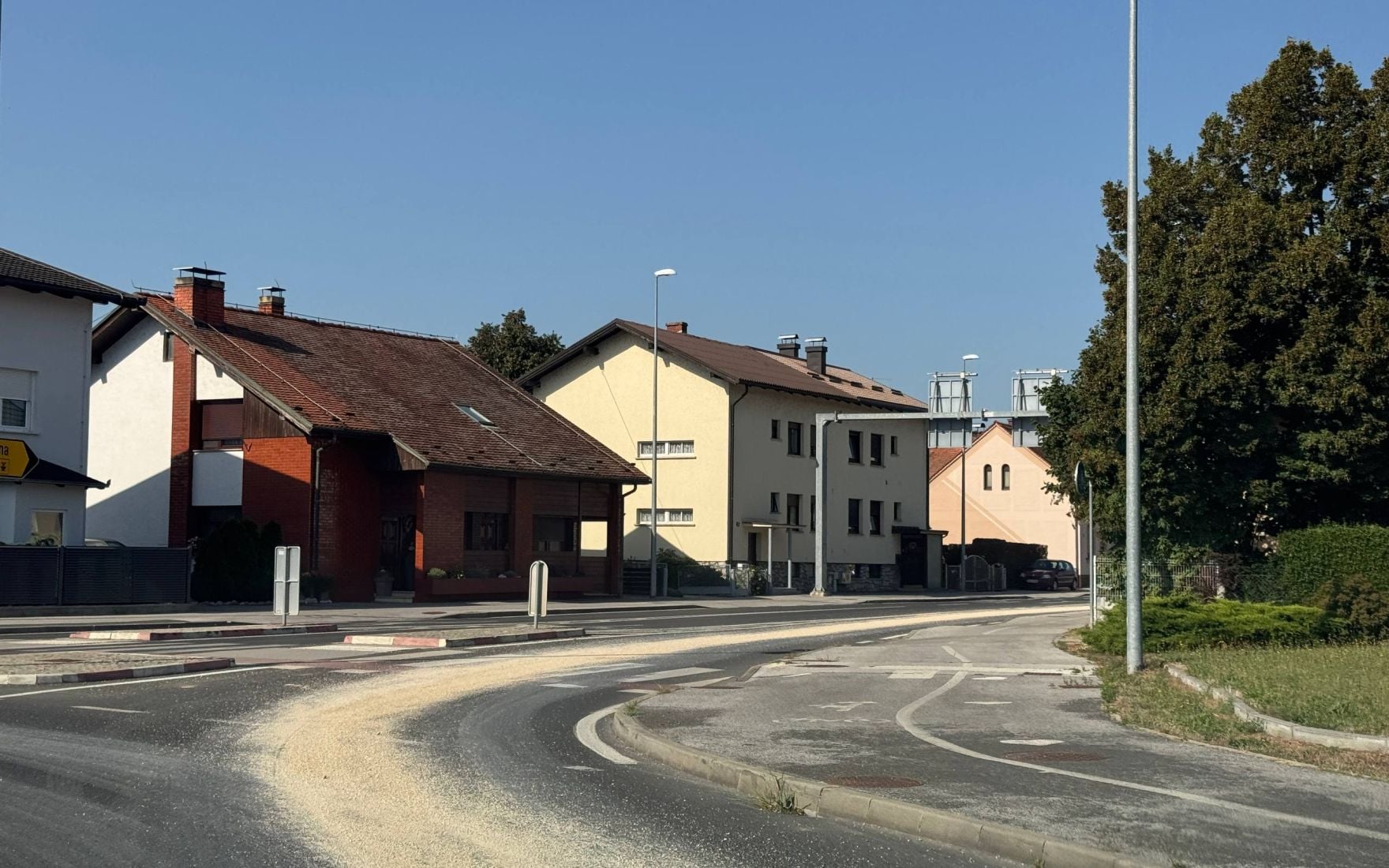 FOTO: Razsuti tovor ovira promet v Murski Soboti | Sobotainfo.com