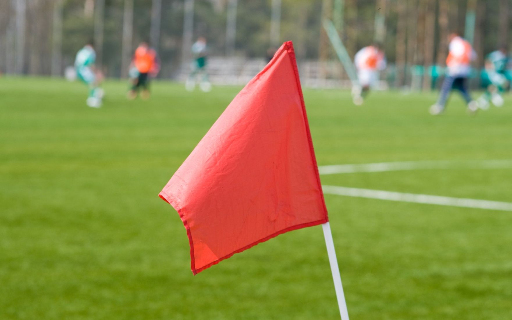 Na tekmah nižjih lig rdeči kartoni, udarec s komolcem in dimne bakle ...