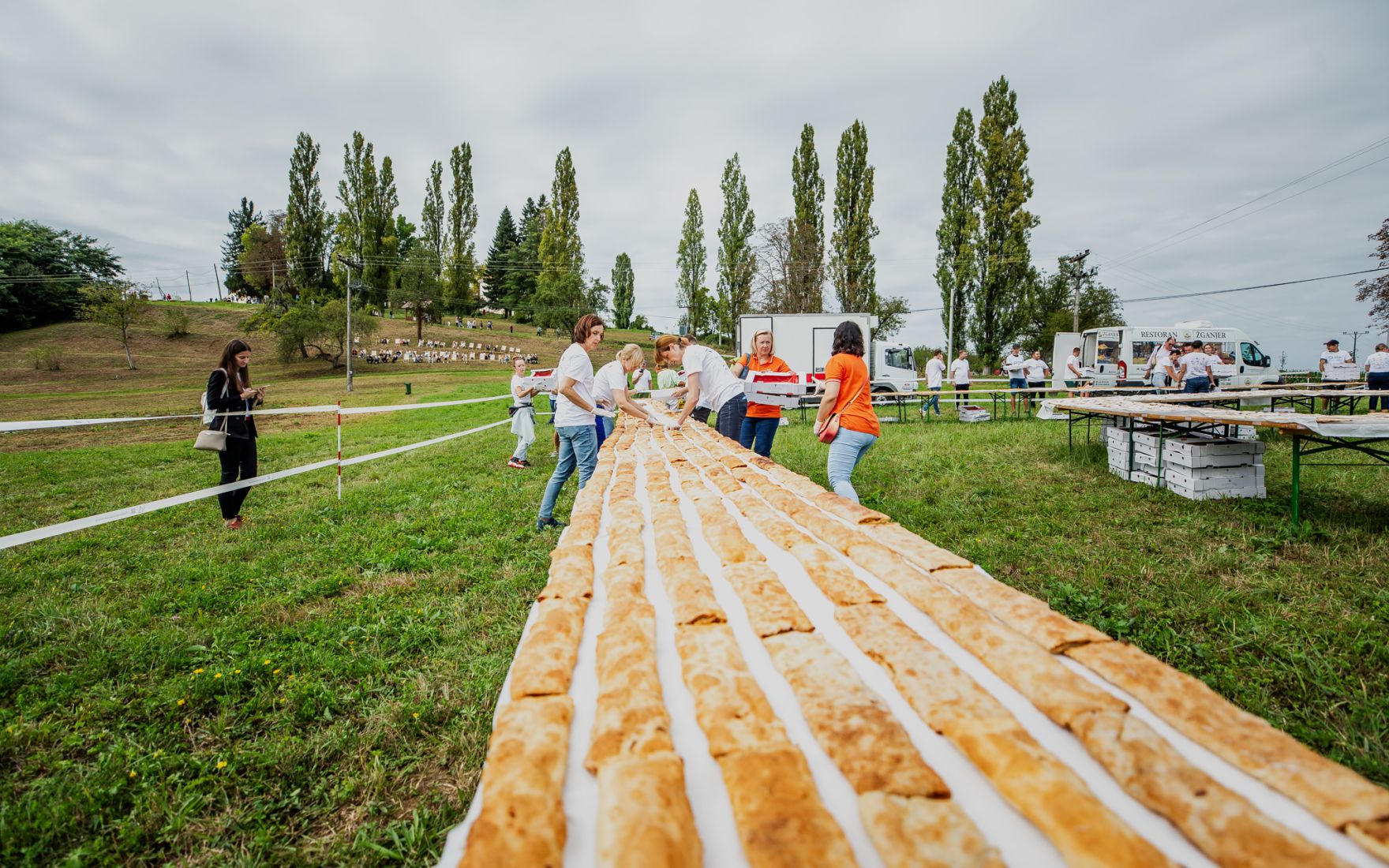 Najdaljši štrudelj pri sosedih: Hrvaška vas podira sladke rekorde ...