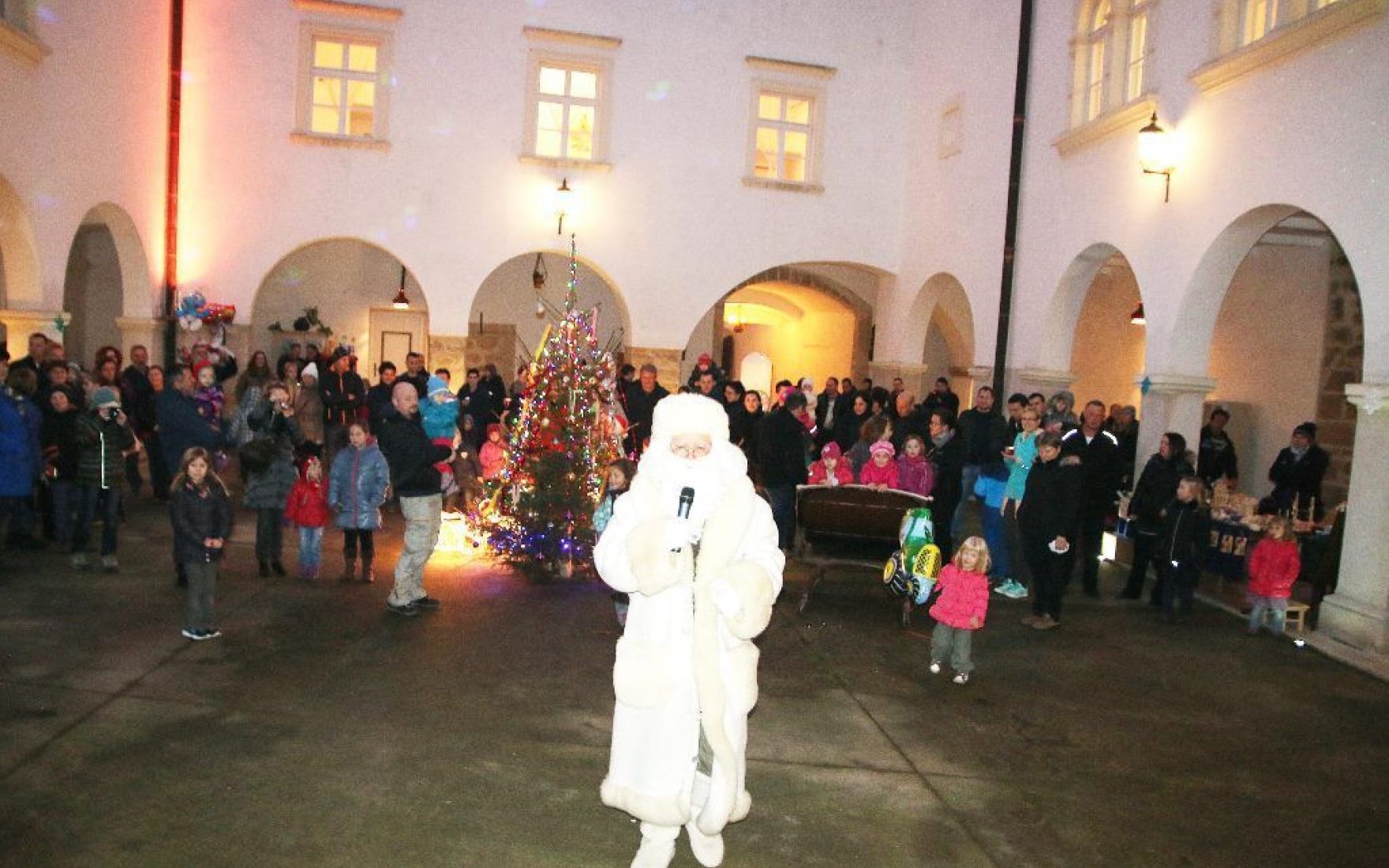 Dedek mraz na grajskem dvorišču | Sobotainfo.com