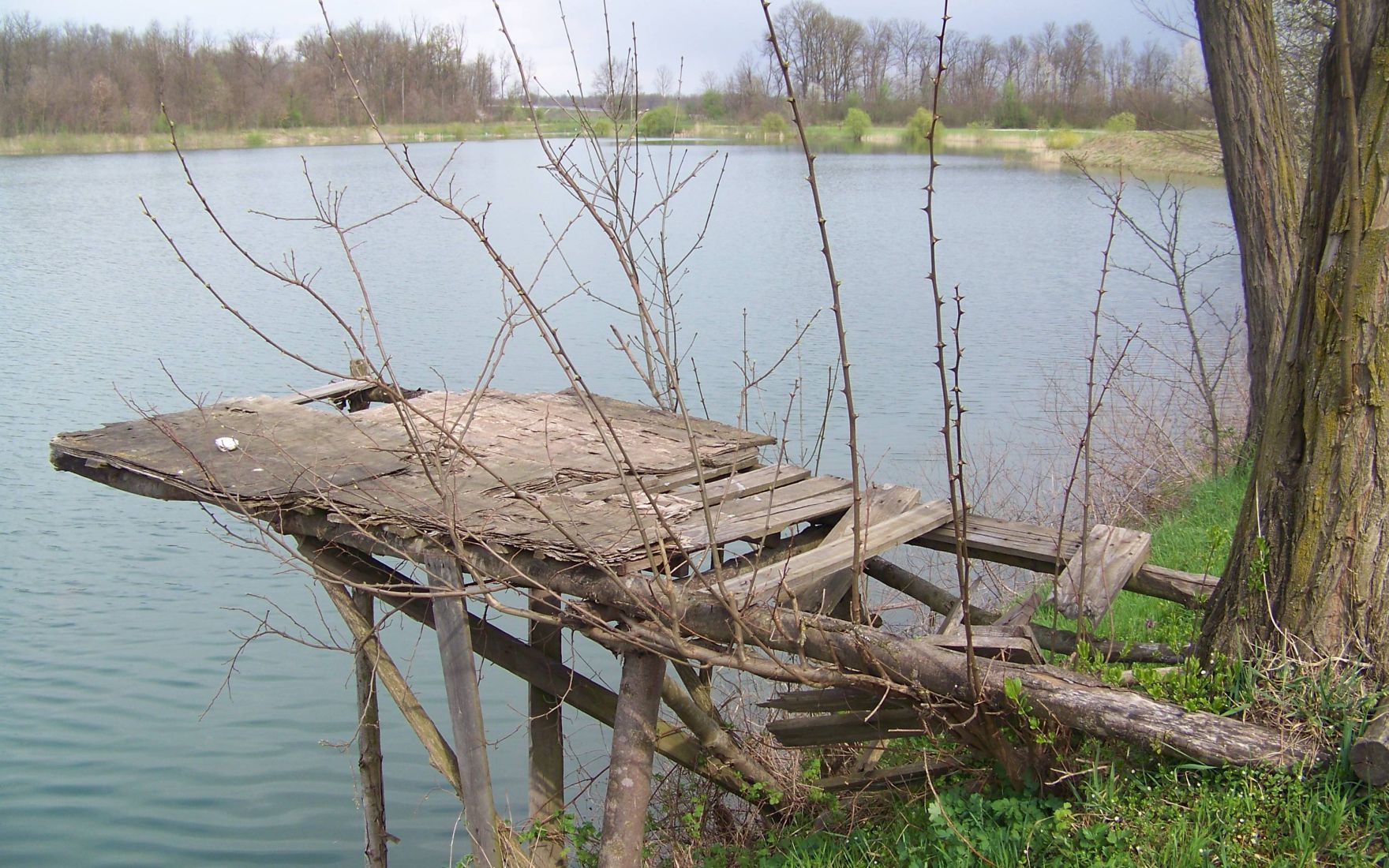 Vodni biser kvari uničen in nevaren leseni podest | Sobotainfo.com
