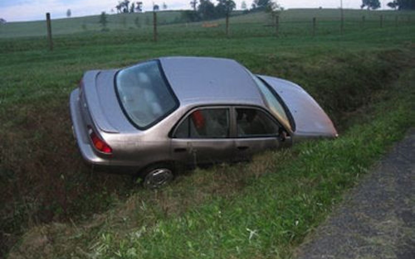 S ceste zapeljal v jarek, iz avtomobila so ga reševali gasilci | Sobotainfo.com