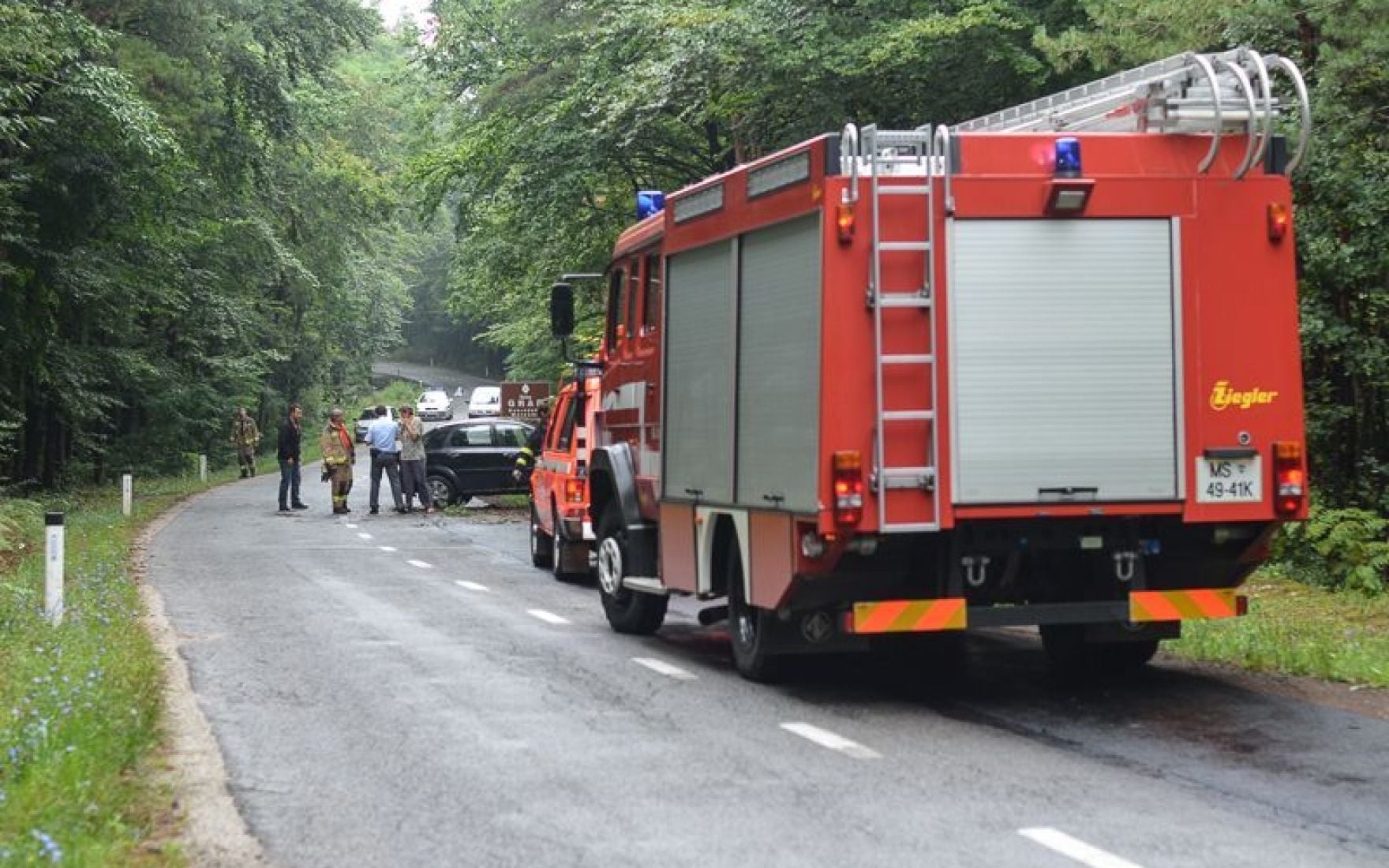 Zapeljal z mokre ceste in trčil v drevo | Sobotainfo.com