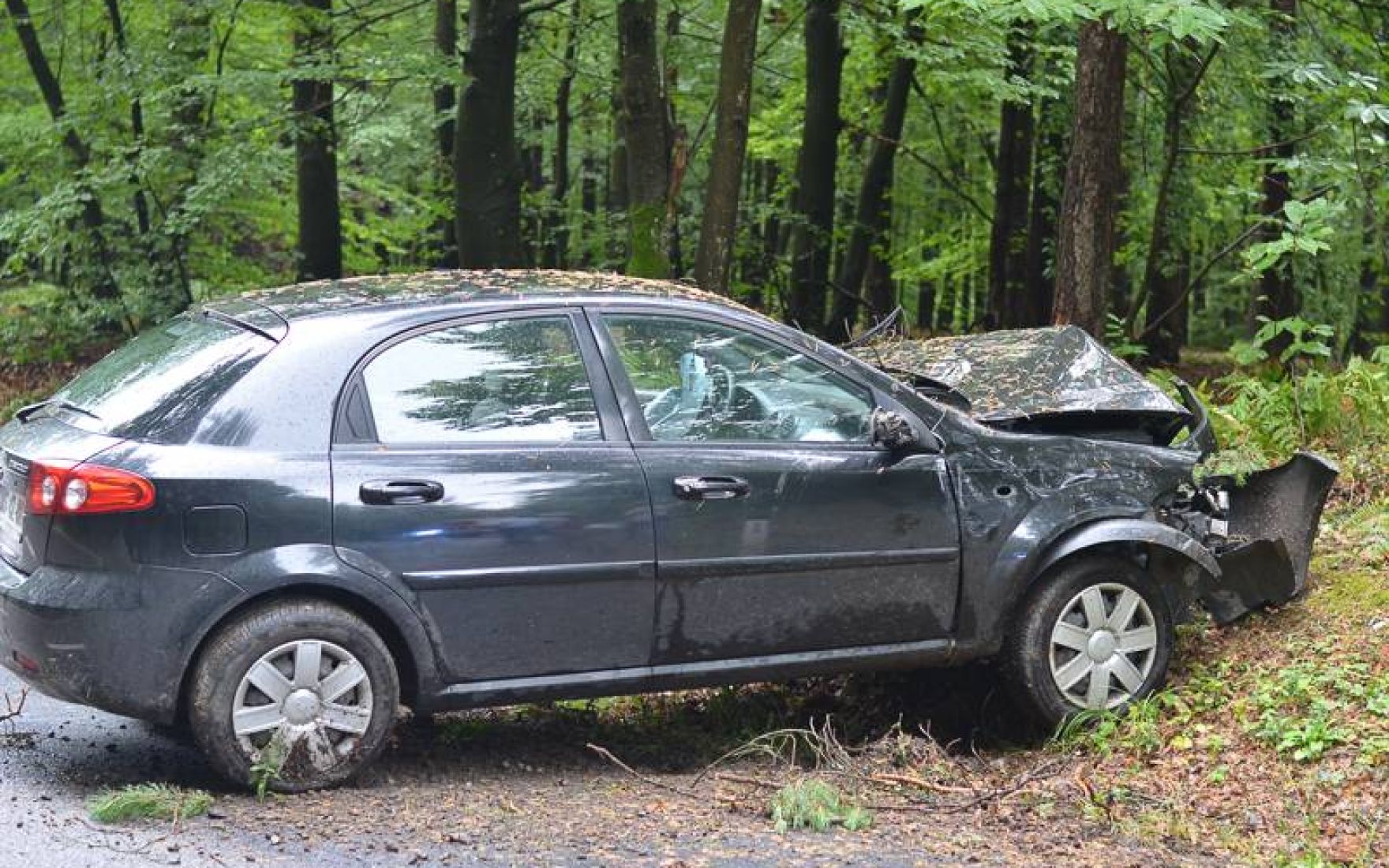 Zapeljal z mokre ceste in trčil v drevo | Sobotainfo.com