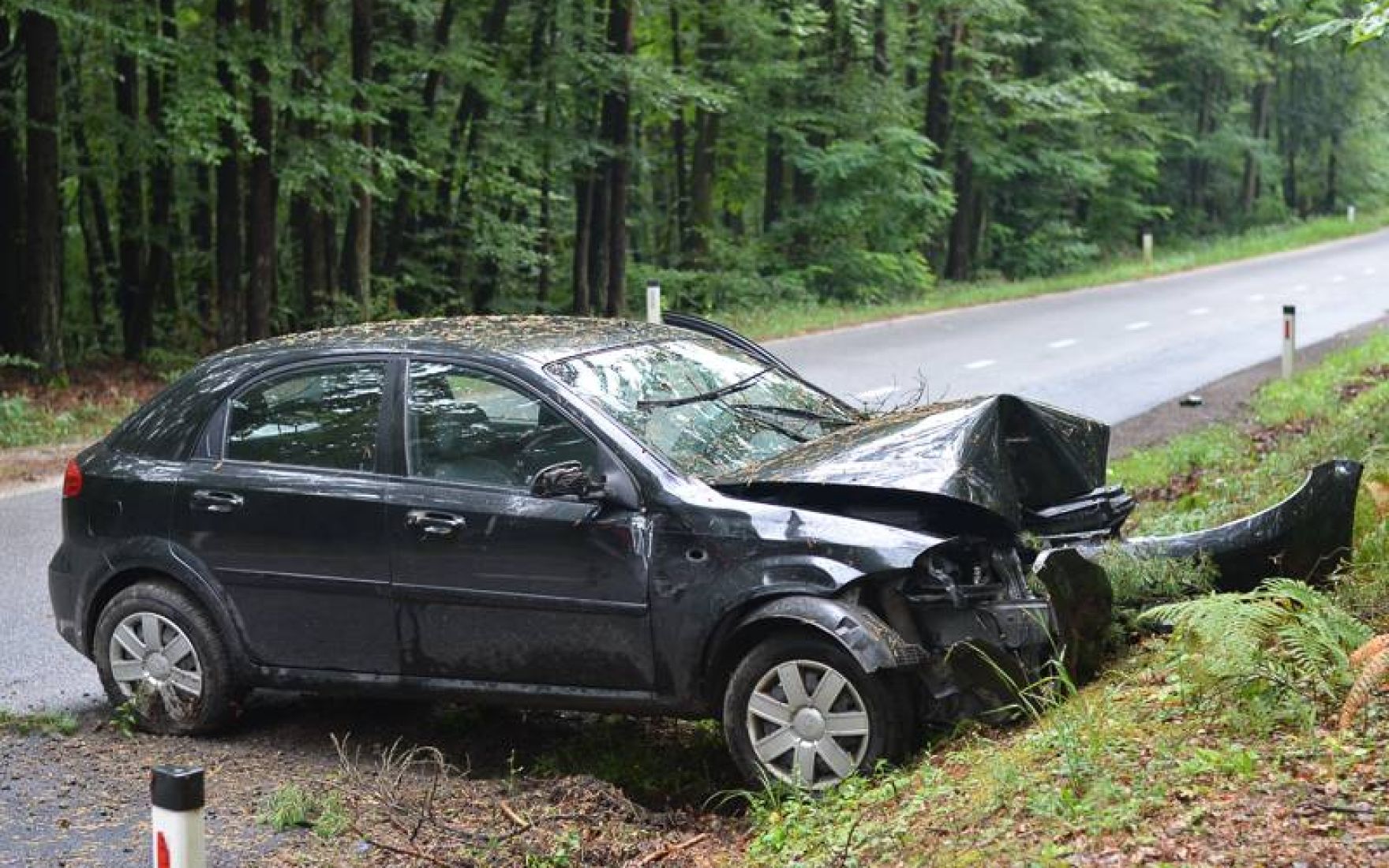 Zapeljal z mokre ceste in trčil v drevo | Sobotainfo.com