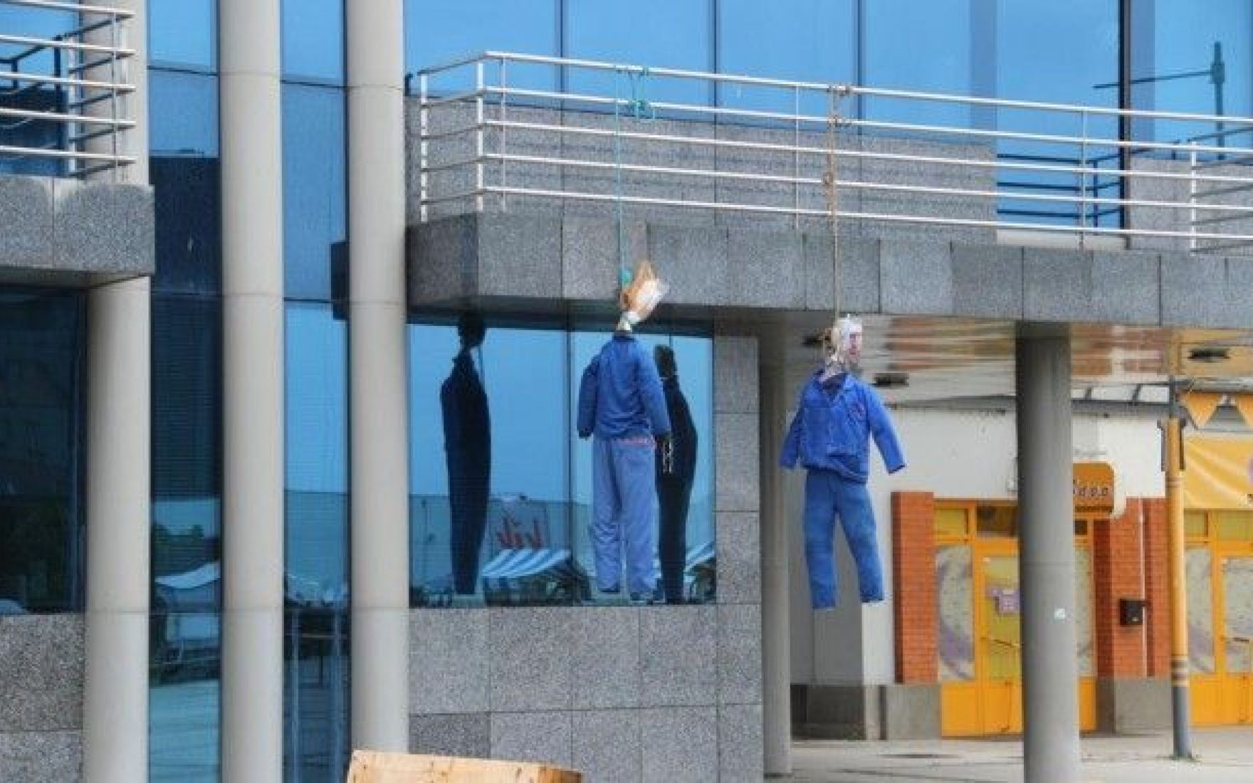 Stopar in Serec obvisela na balkonu | Sobotainfo.com