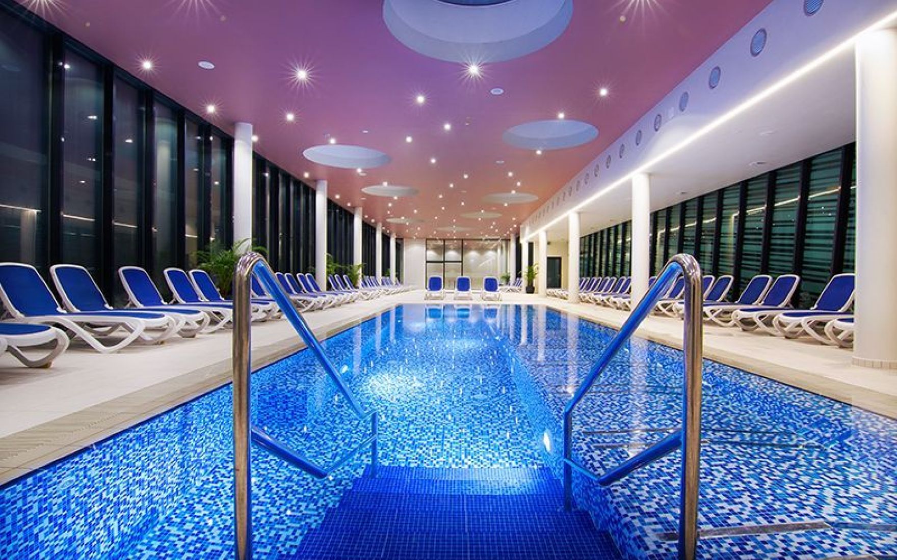 Zgradili ločen bazenski kompleks za petične goste | Sobotainfo.com