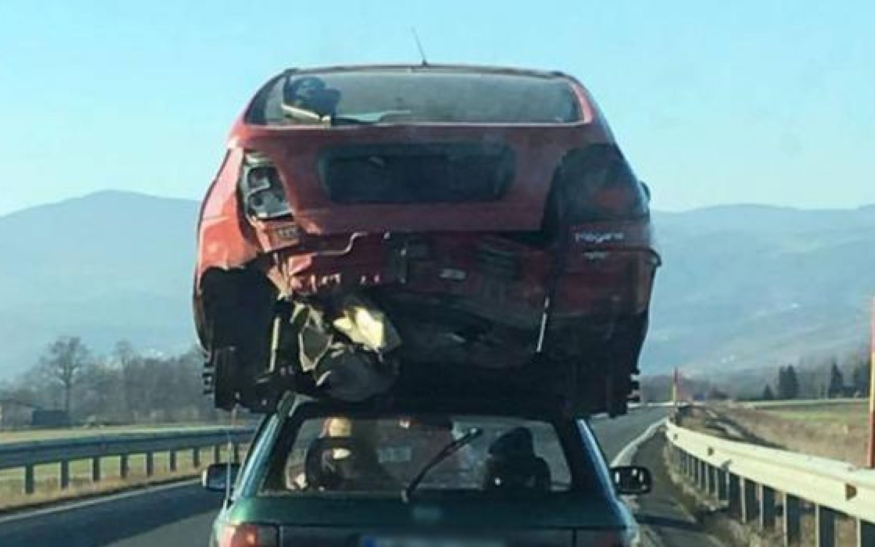 Avtomobil je vozil kar na strehi | Sobotainfo.com