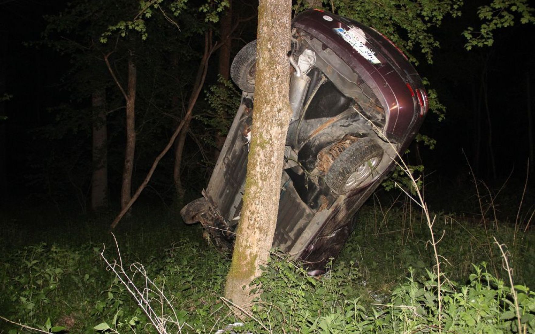 V gozdu ob reki Muri zletel s ceste in trčil v drevo | Sobotainfo.com