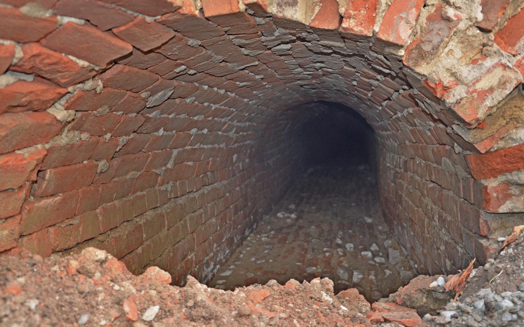 Med delom naleteli na podzemne rove | Sobotainfo.com