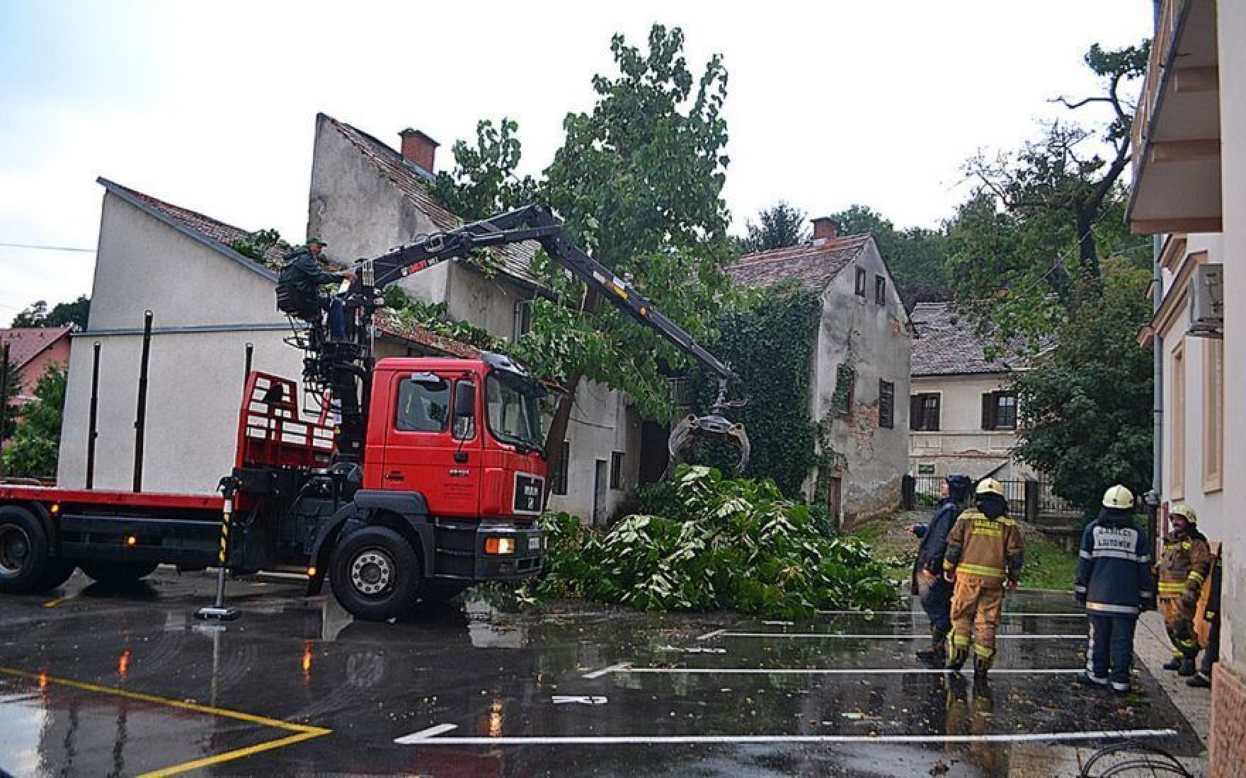 Močan veter že podira drevesa in povzroča preglavice | Sobotainfo.com