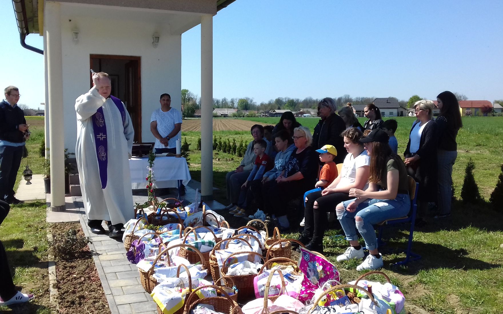 Prvi blagoslov velikonočnih jedi pri novi romski kapeli | Sobotainfo.com