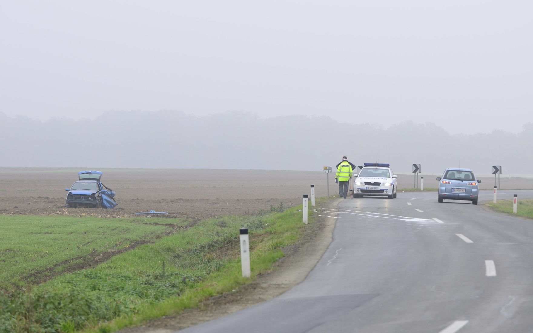 Z avtom zapeljal s ceste in se prevrnil, utrpel težje poškodbe | Sobotainfo.com