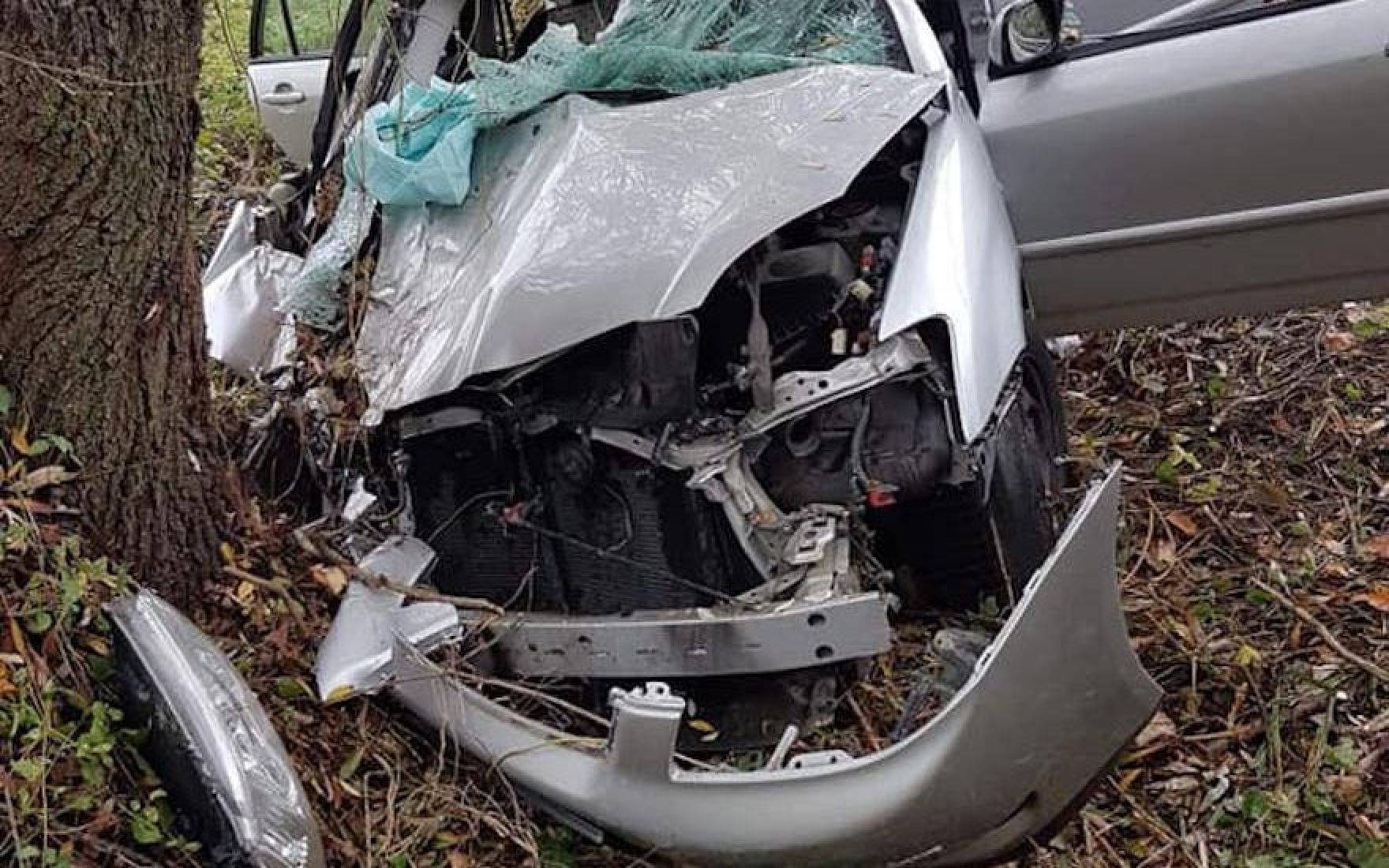 Zapeljal s ceste, trčil v drevo in se poškodoval | Sobotainfo.com