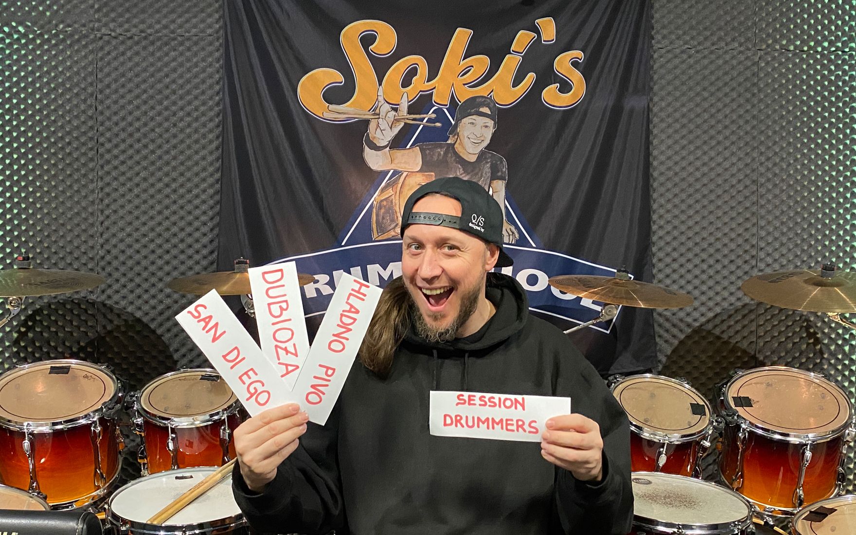 Bobnar zasedbe Elvis Jackson tudi med koronakrizo sodeluje z velikimi ...