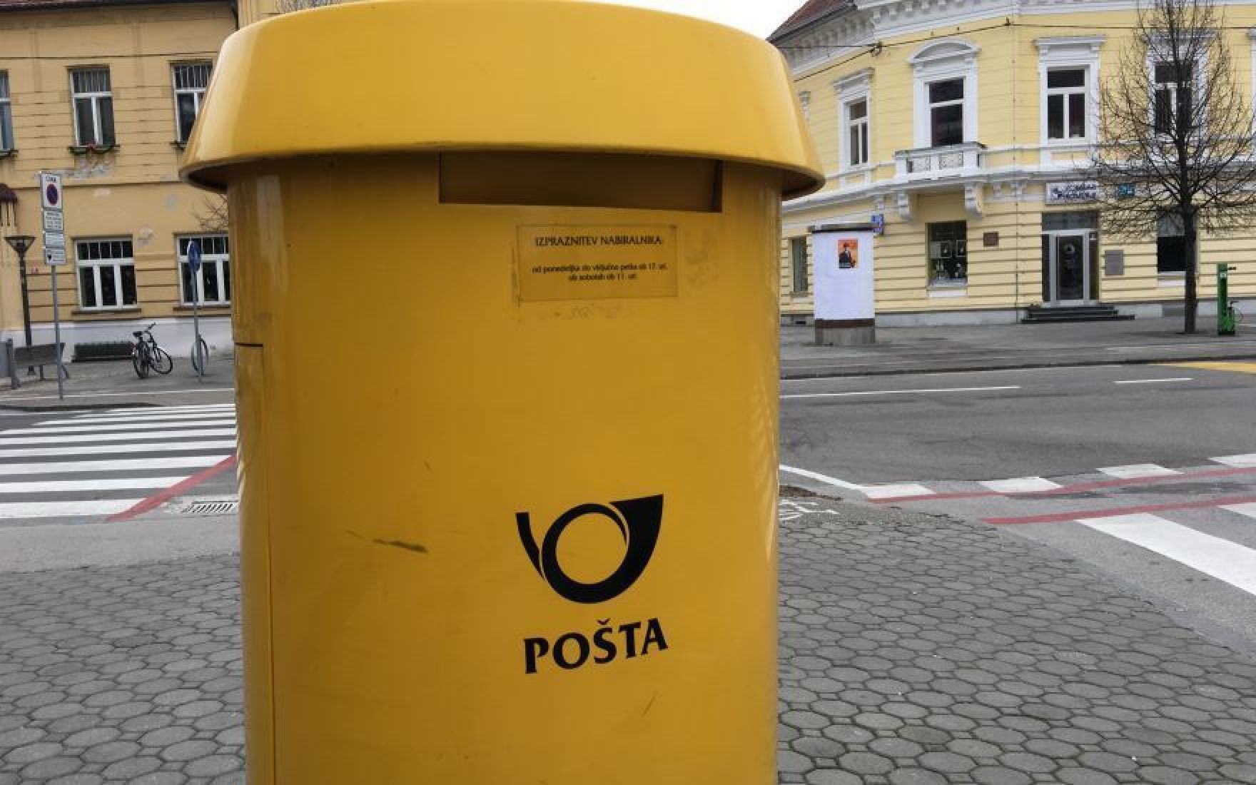 Dostava lahko traja dlje, saj je Pošta Slovenije zasipana s paketi ...