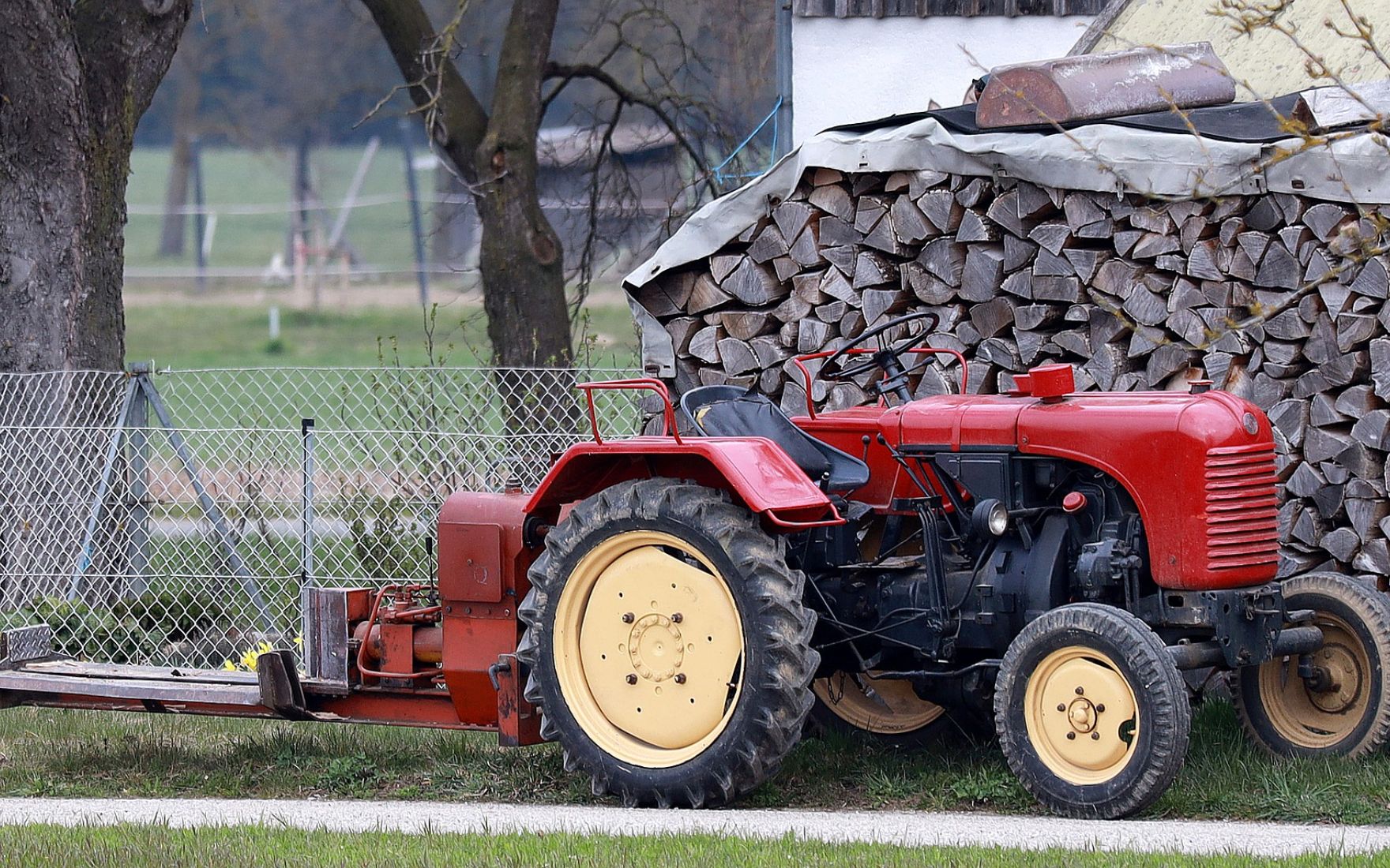 Vinjen traktorist najprej trčil v prometni znak, nato še v ograjo ...