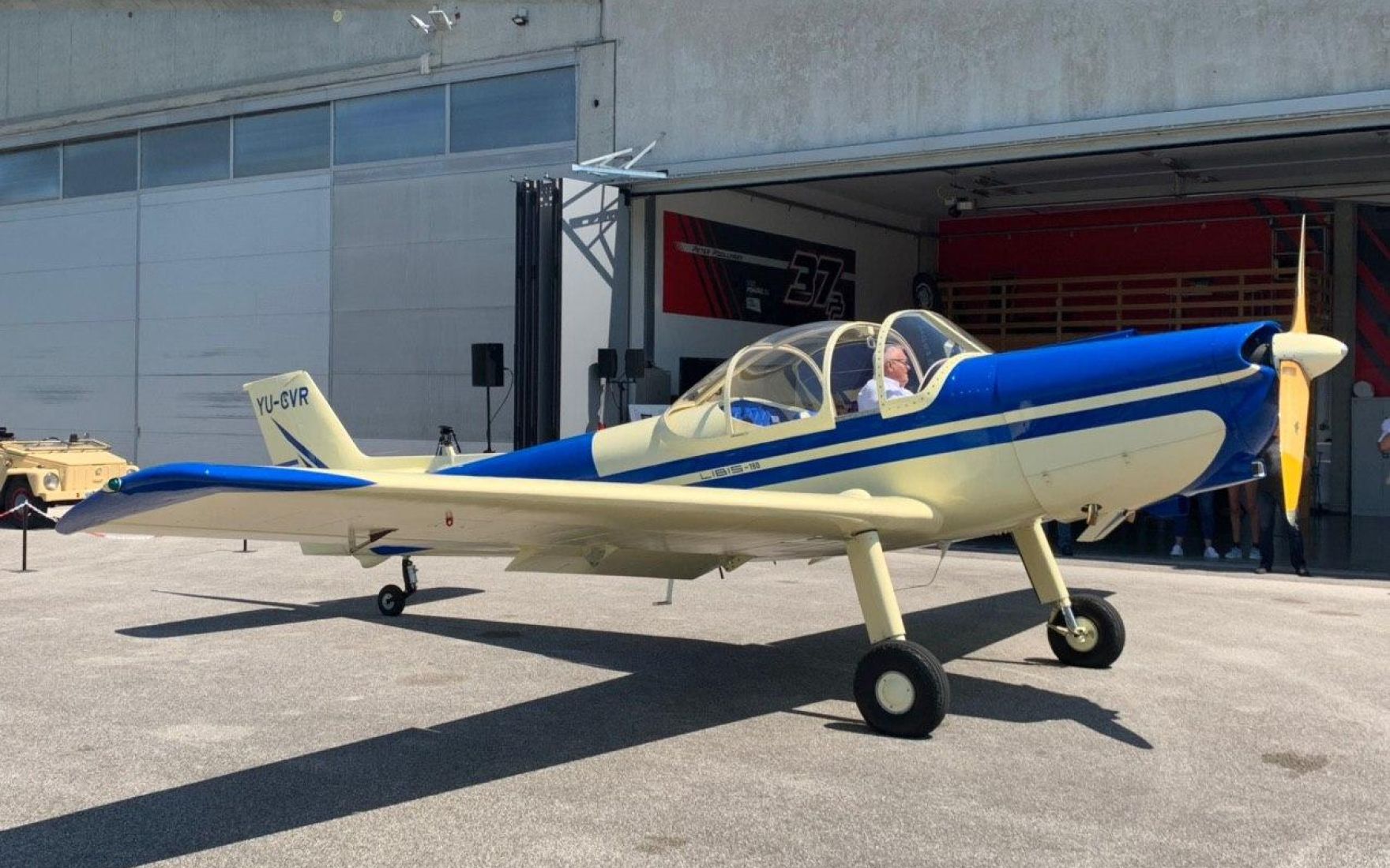 Iz soboškega letališča poletelo restavrirano letalo, staro več kot pol ...