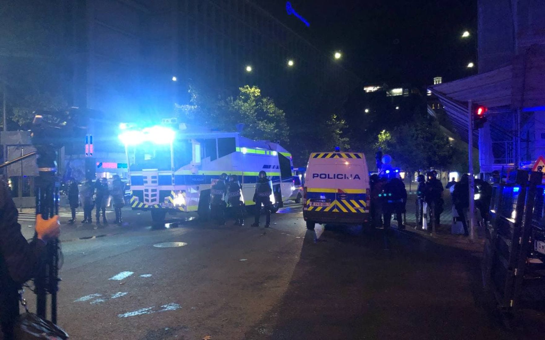 Policija o včerajšnjih izgredih: Pridržali 25 oseb in izstrelili 400 ... Policija o včerajšnjih izgredih: Pridržali 25 oseb in izstrelili 400 ...
