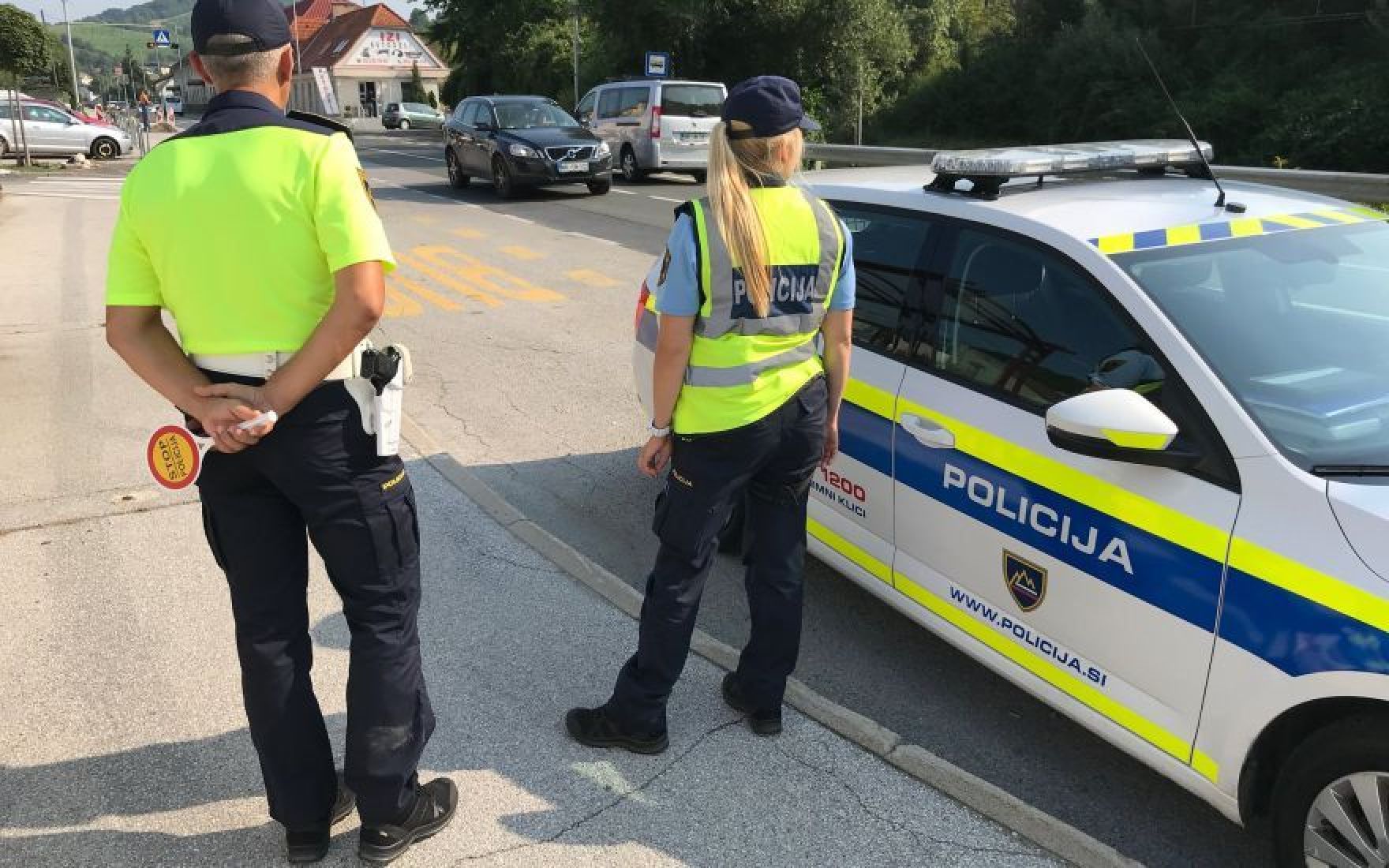 2,5 promila: Zapeljal z vozišča, nato nadaljeval z vožnjo in trčil v betonski prepust ...