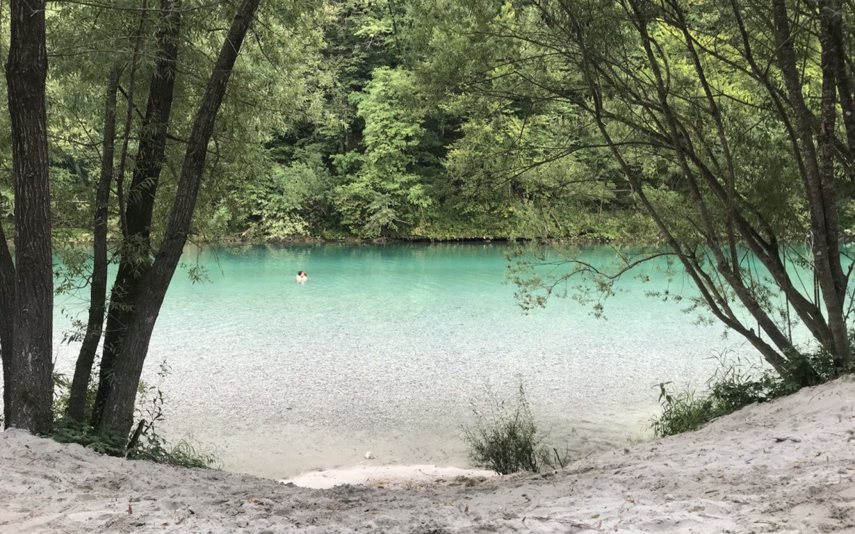 Podrobnosti tragedije: 13-letnik po treningu zaplaval v reki, zataknil ...