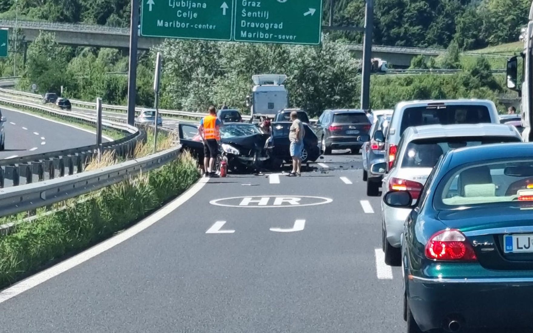 V prometni nesreči na pomurski avtocesti umrla ena oseba, dve še ukleščeni v vozilu | Sobotainfo.com