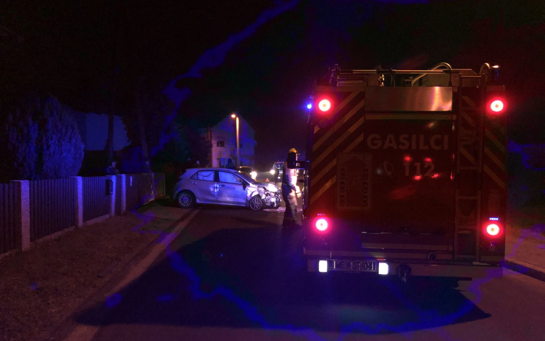 Z osebnim vozilom zapeljal z vozišča, podrl prometni znak in trčil v drevo | Sobotainfo.com